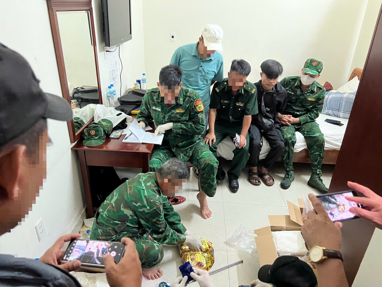 Biên phòng ập vào khách sạn, bắt quả tang kẻ tàng trữ số ma túy khủng
