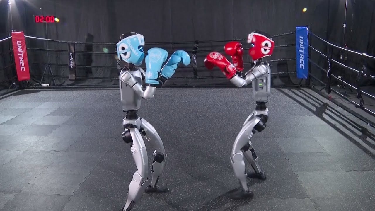 Un robot humanoïde s'entraîne avec enthousiasme sur le ring, lançant ...
