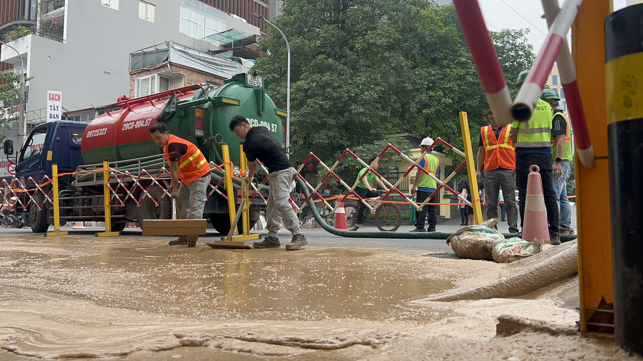 Bùn đất phun trào tại Dự án metro Nhổn - ga Hà Nội gây chú ý
