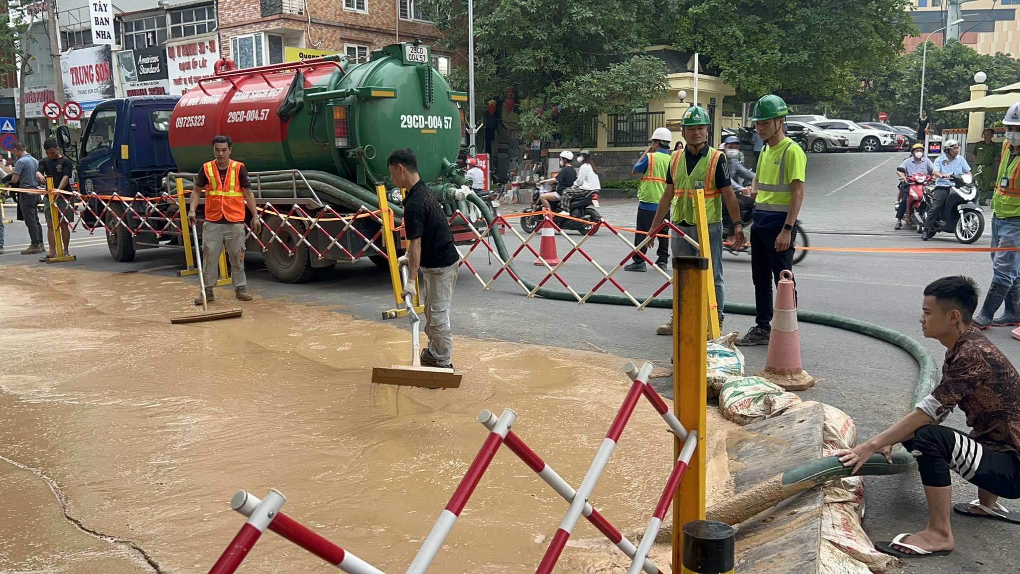 Bùn đất phun trào tại Dự án metro Nhổn - ga Hà Nội gây chú ý