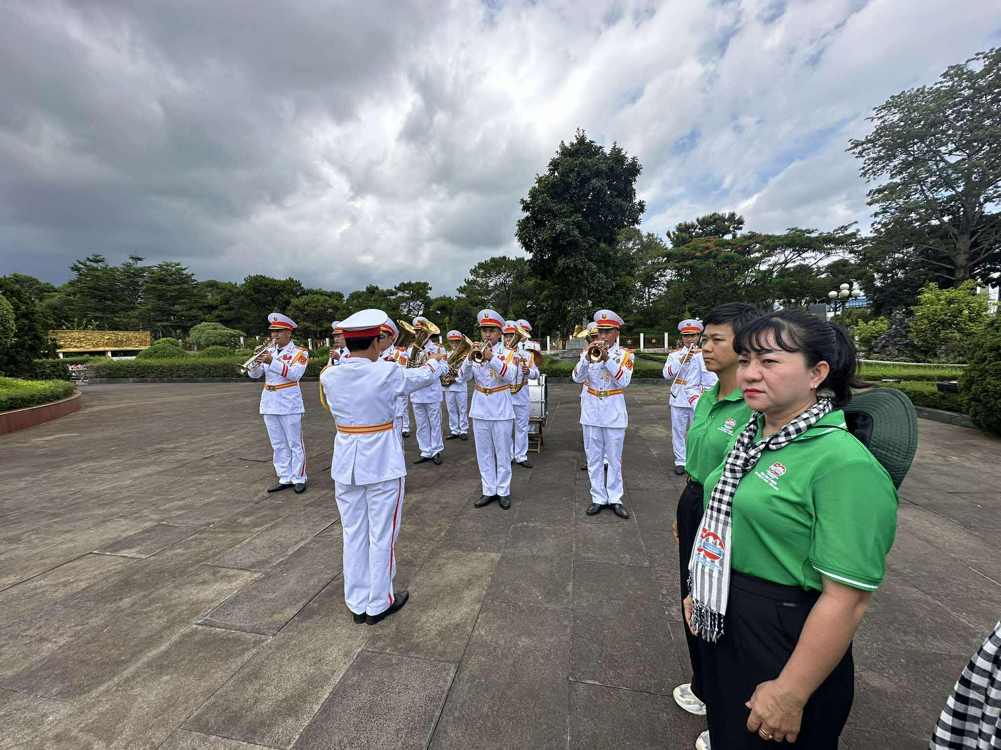 Nhạc sĩ Mai Trâm phát biểu xúc động tại Nghĩa trang liệt sĩ tỉnh Gia Lai