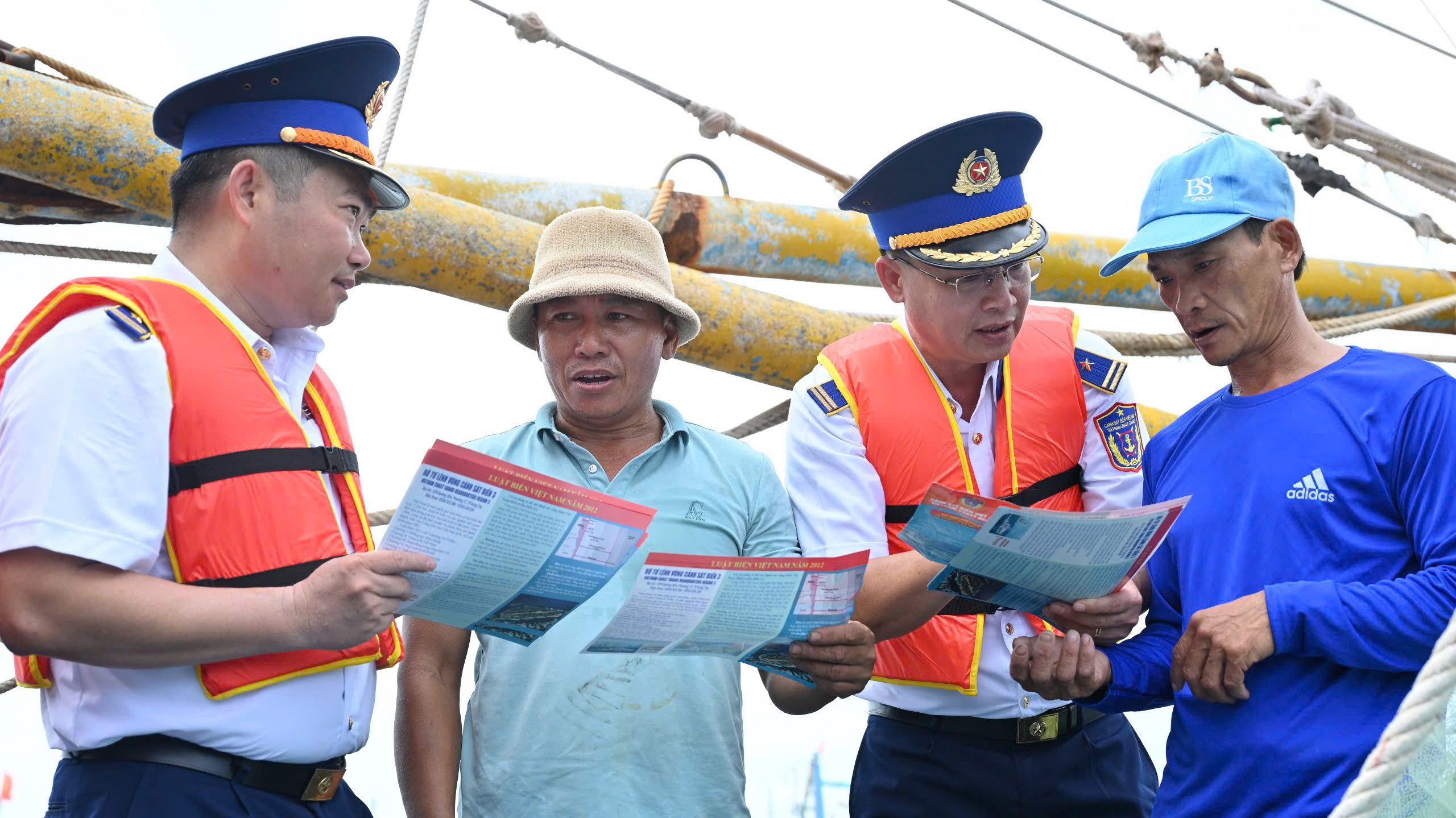 Đồng hành với ngư dân bám biển