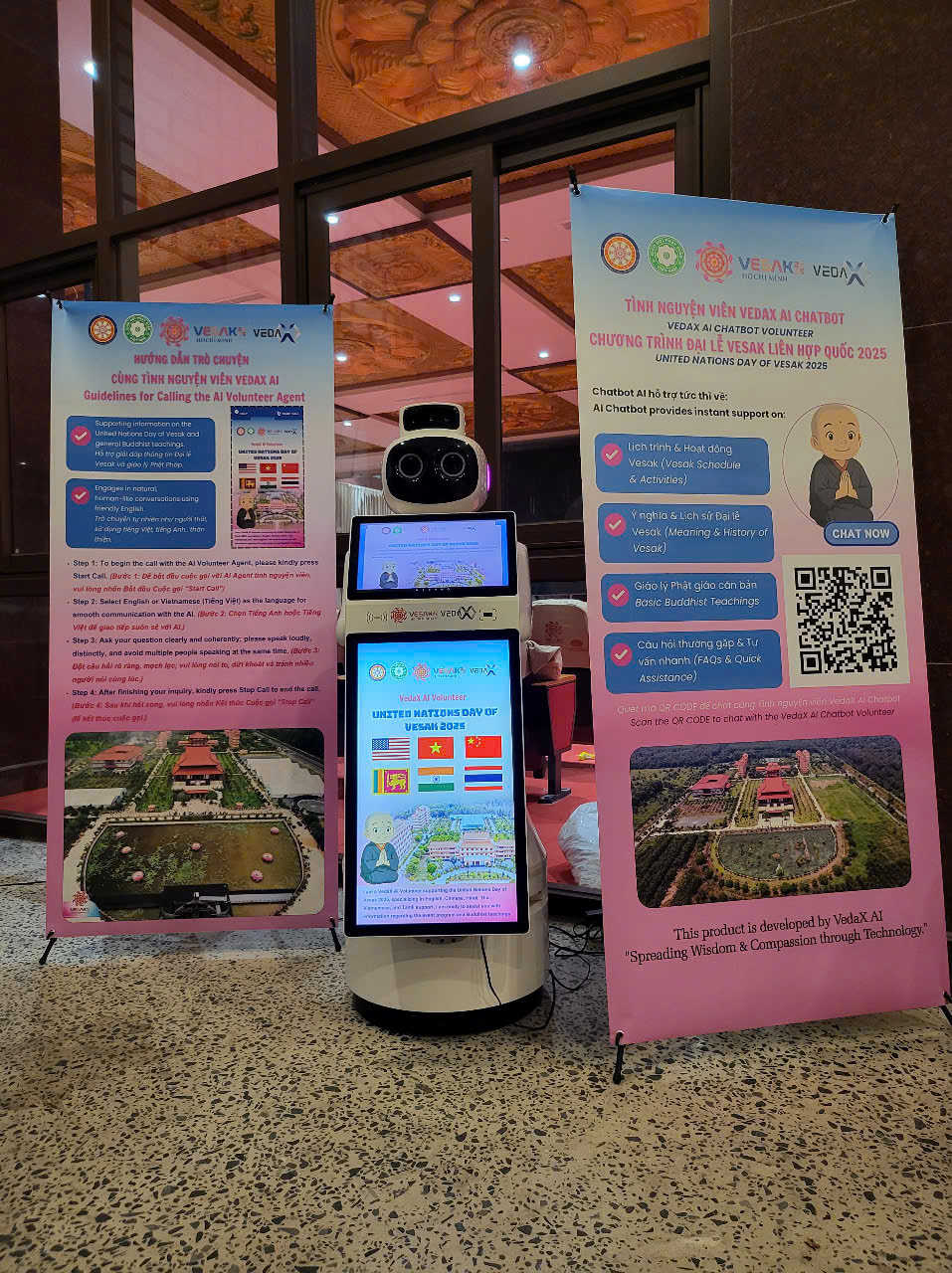 Robot lễ tân nói 6 thứ tiếng, chatbot AI hỗ trợ 99 ngôn ngữ tại Đại lễ ...