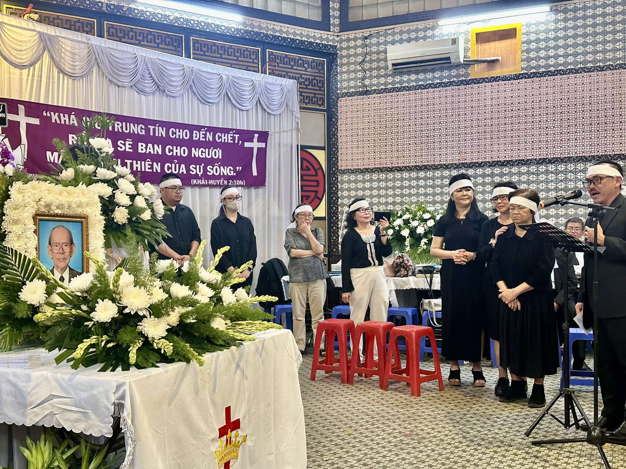Singer Trang My Dung bids farewell to musician Truong Hoang Xuan