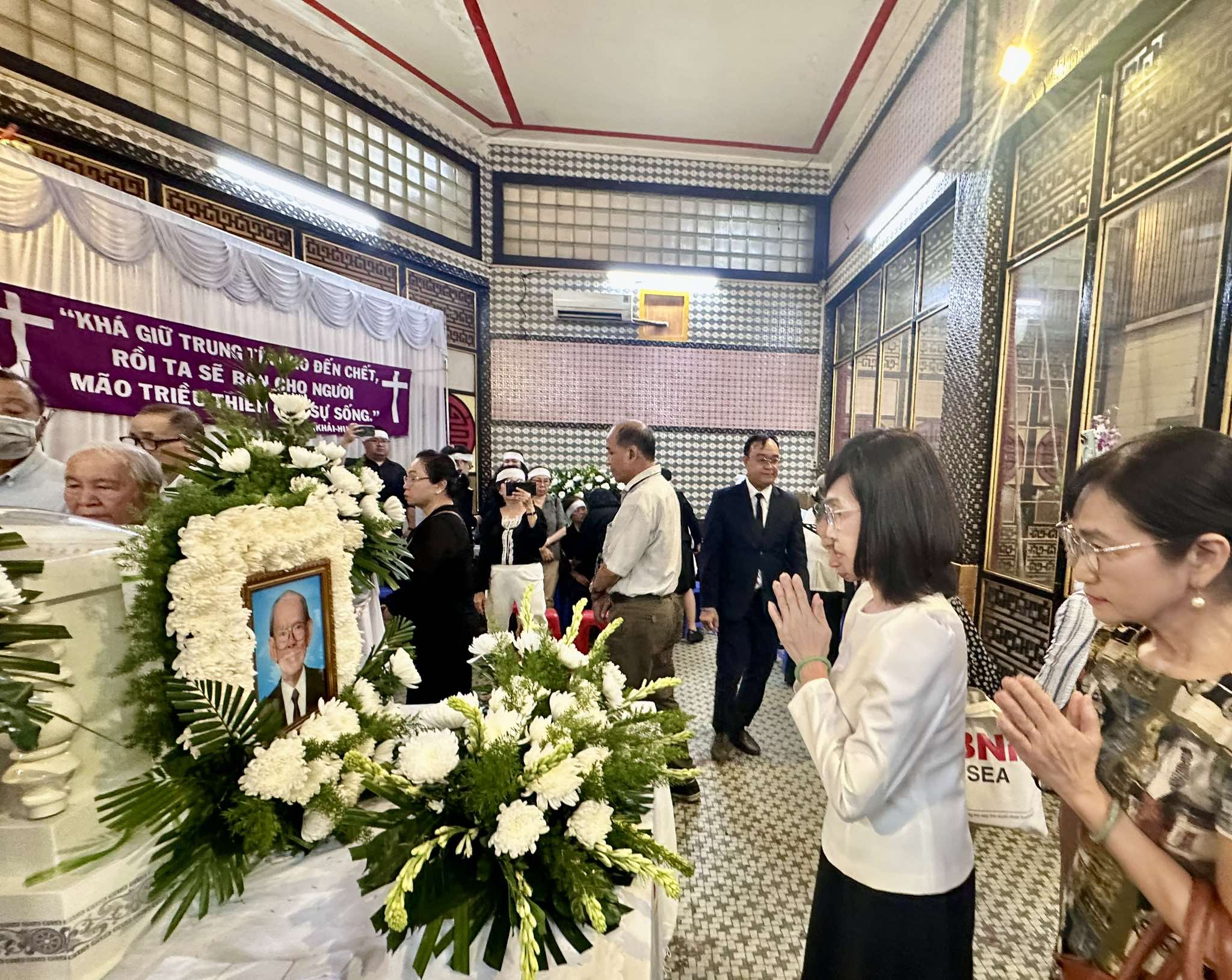 Singer Trang My Dung bids farewell to musician Truong Hoang Xuan