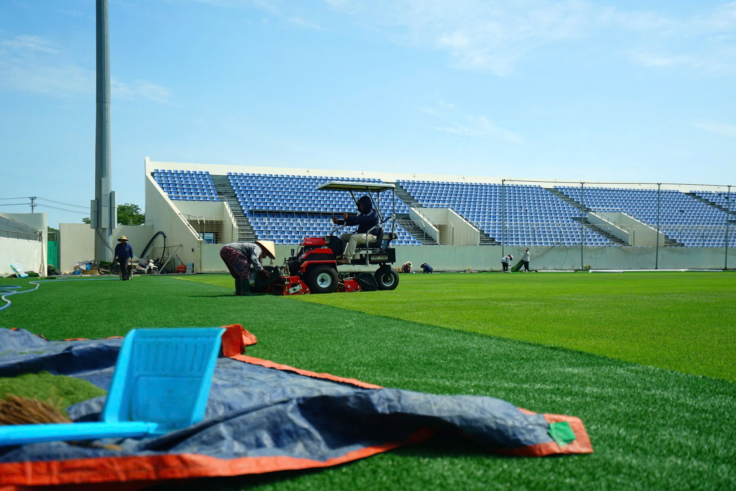 Hoa Xuan Stadium "changes its look" before the Vietnam - England ...