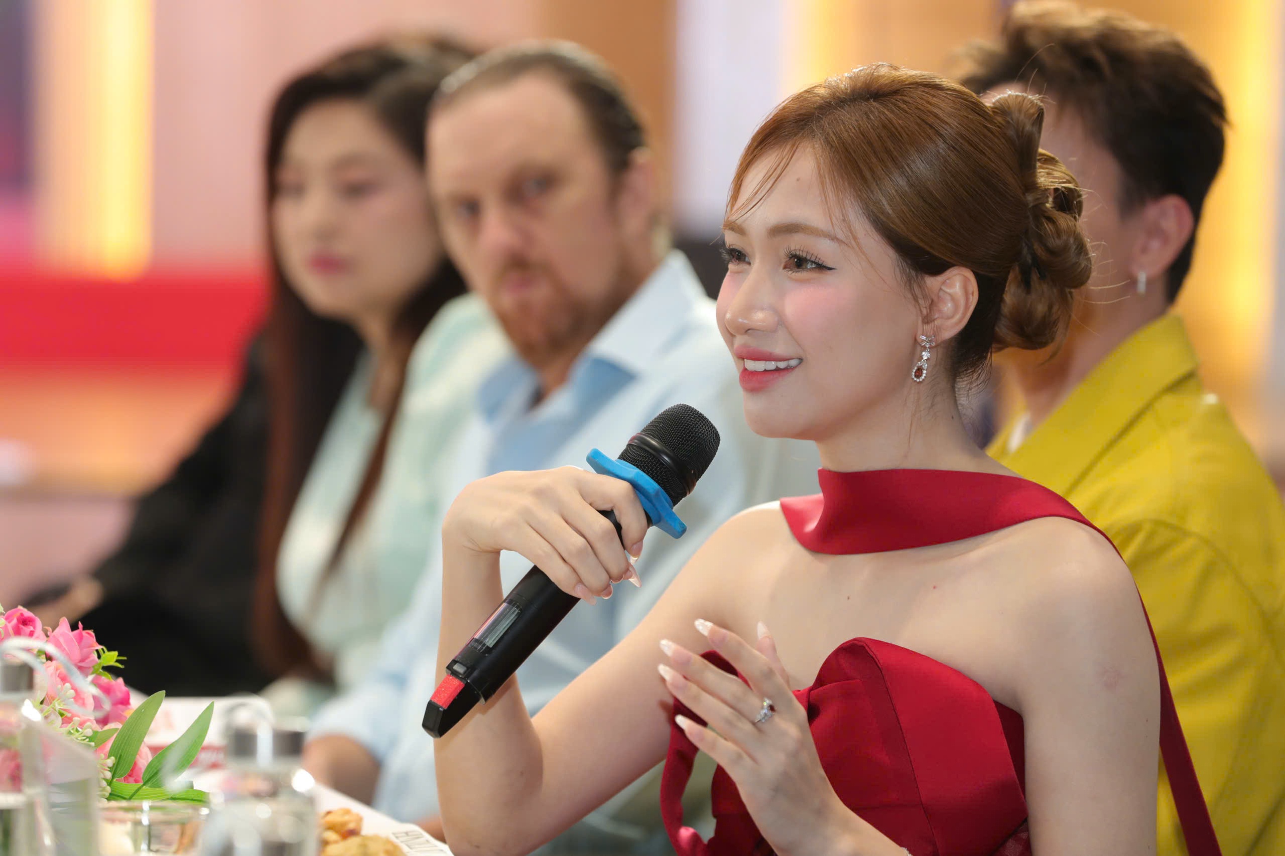 Hòa Minzy hát "Bắc Bling" tại tọa đàm công nghiệp văn hóa lần 3