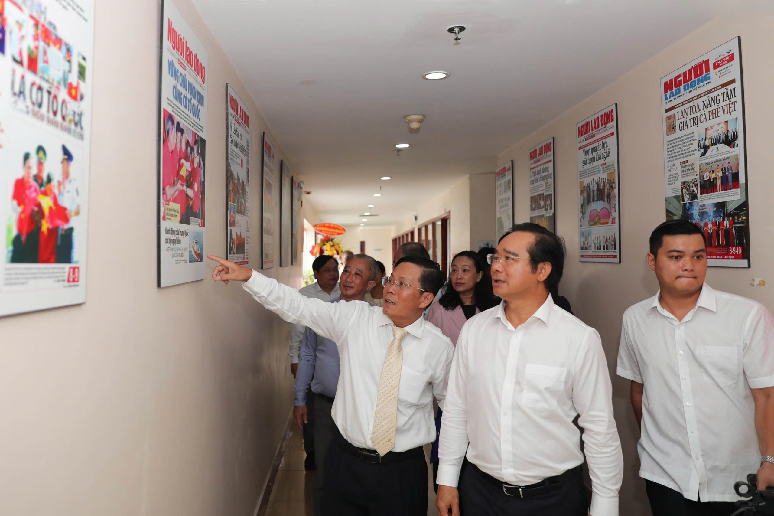 Chủ tịch UBND TP HCM thăm, chúc mừng Báo Người Lao Động