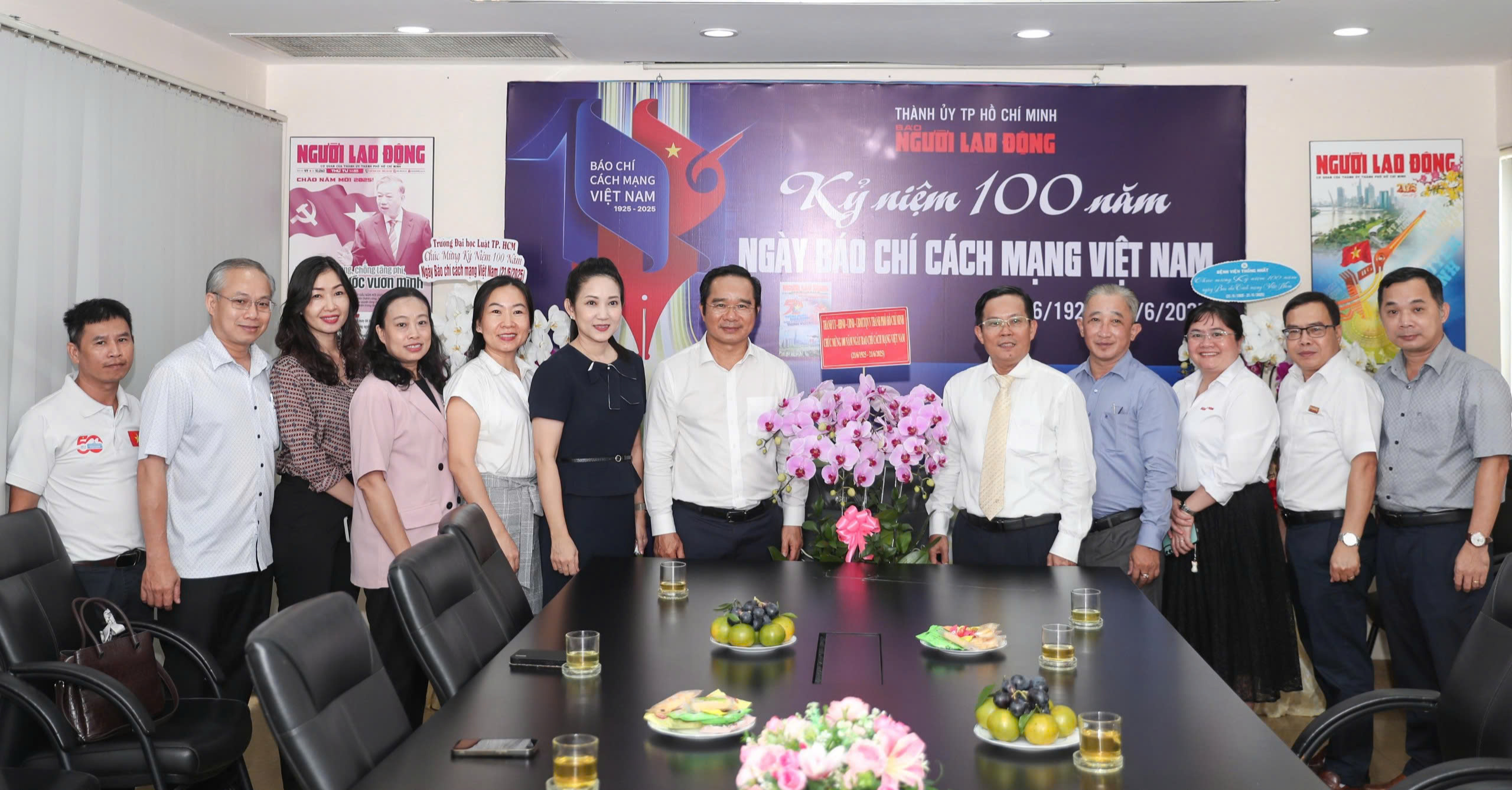 Chủ tịch UBND TP HCM thăm, chúc mừng Báo Người Lao Động