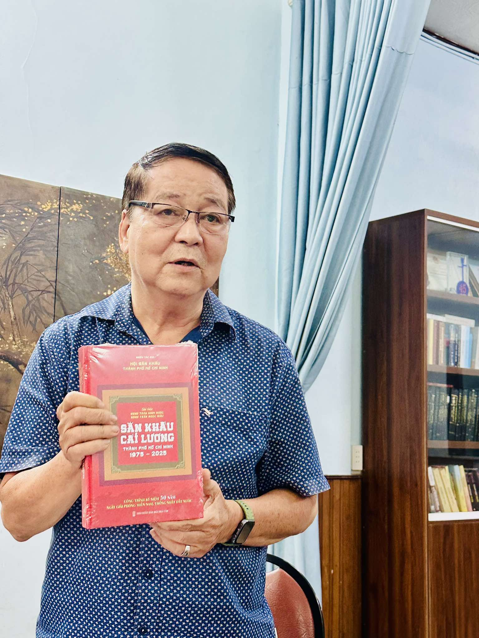 People's Artist Trinh Kim Chi and My Uyen promote the book "Ho Chi Minh City's Cai Luong Theater ...