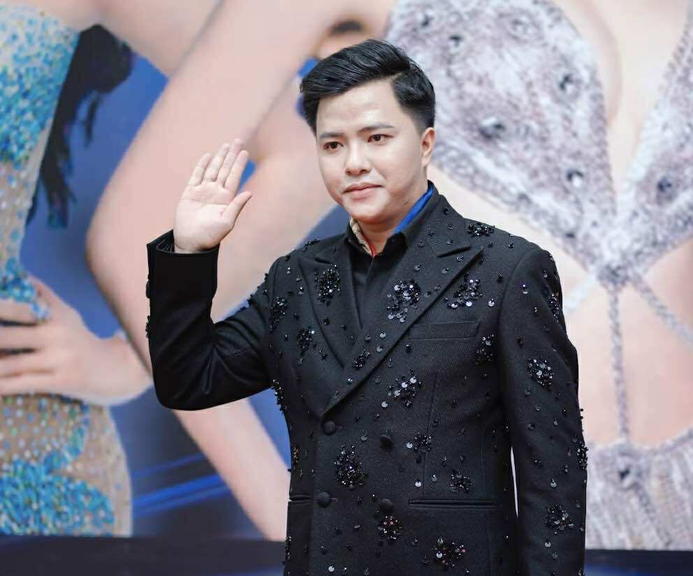 Singer Huynh De has been appointed Head Representative of the Center ...