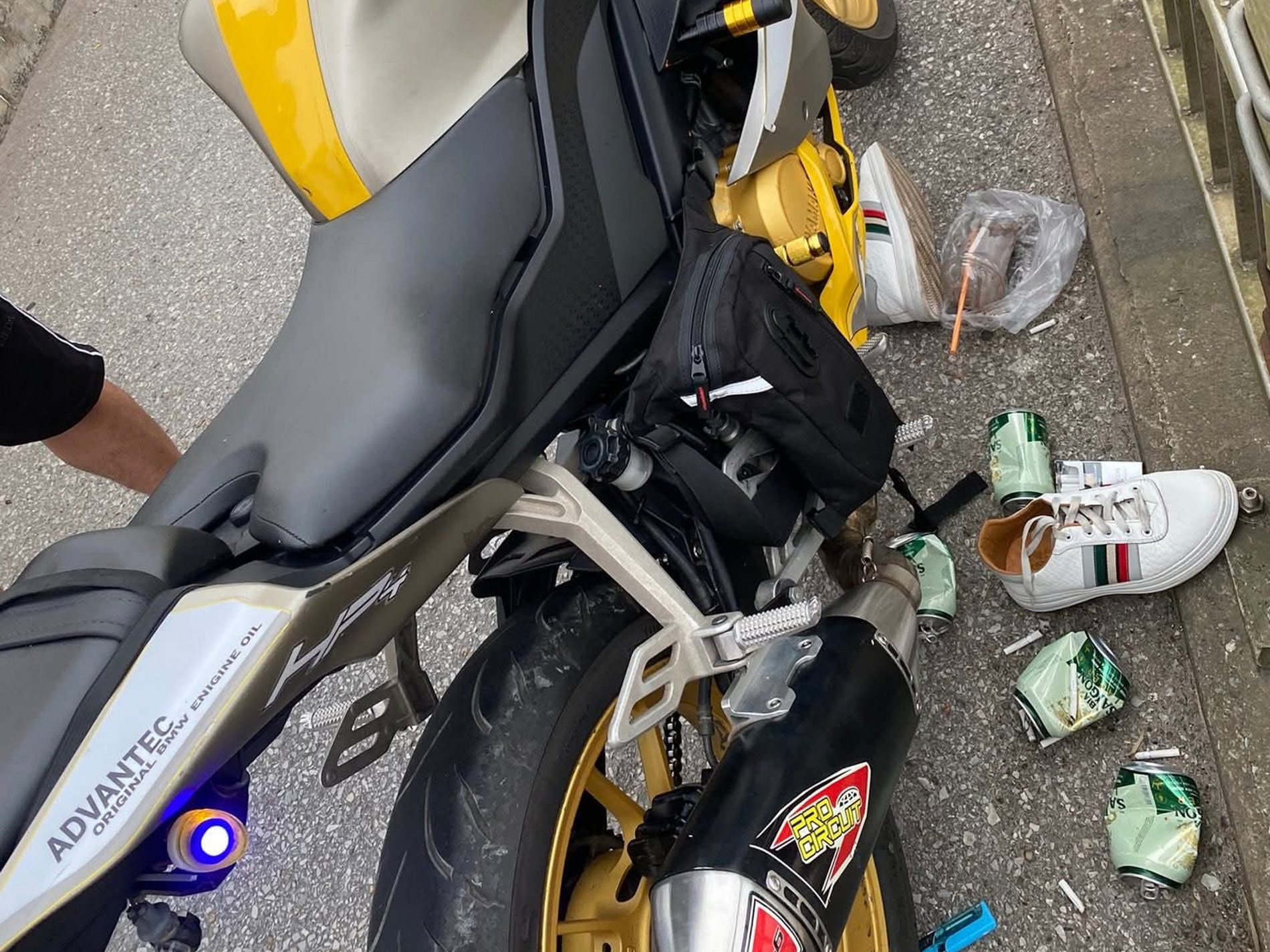 Lên giữa cầu, uống 4 lon bia rồi bỏ xe máy và giày, bắt taxi về khách ...