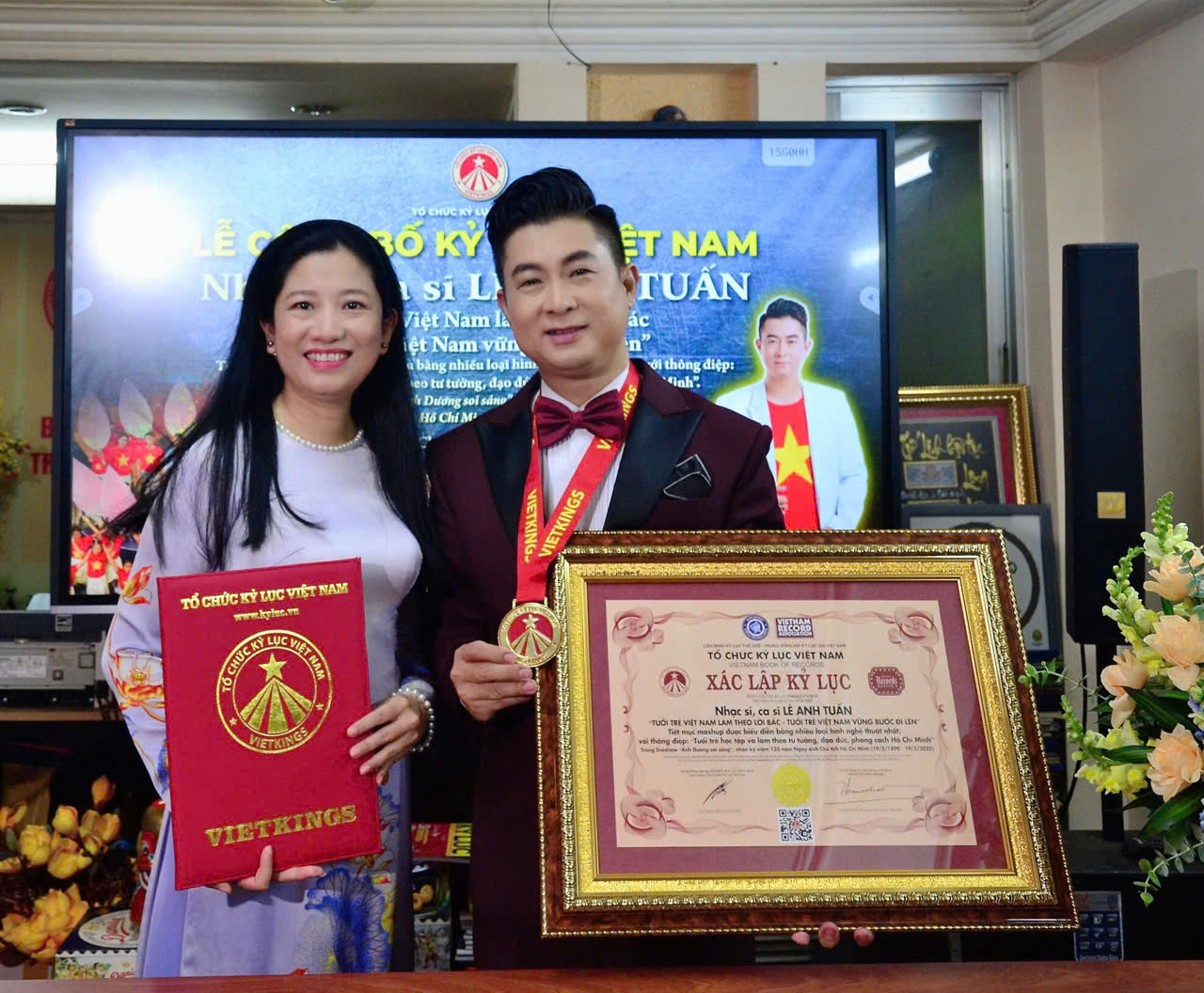 Singer-songwriter Le Anh Tuan becomes "Vietnam Record Holder"