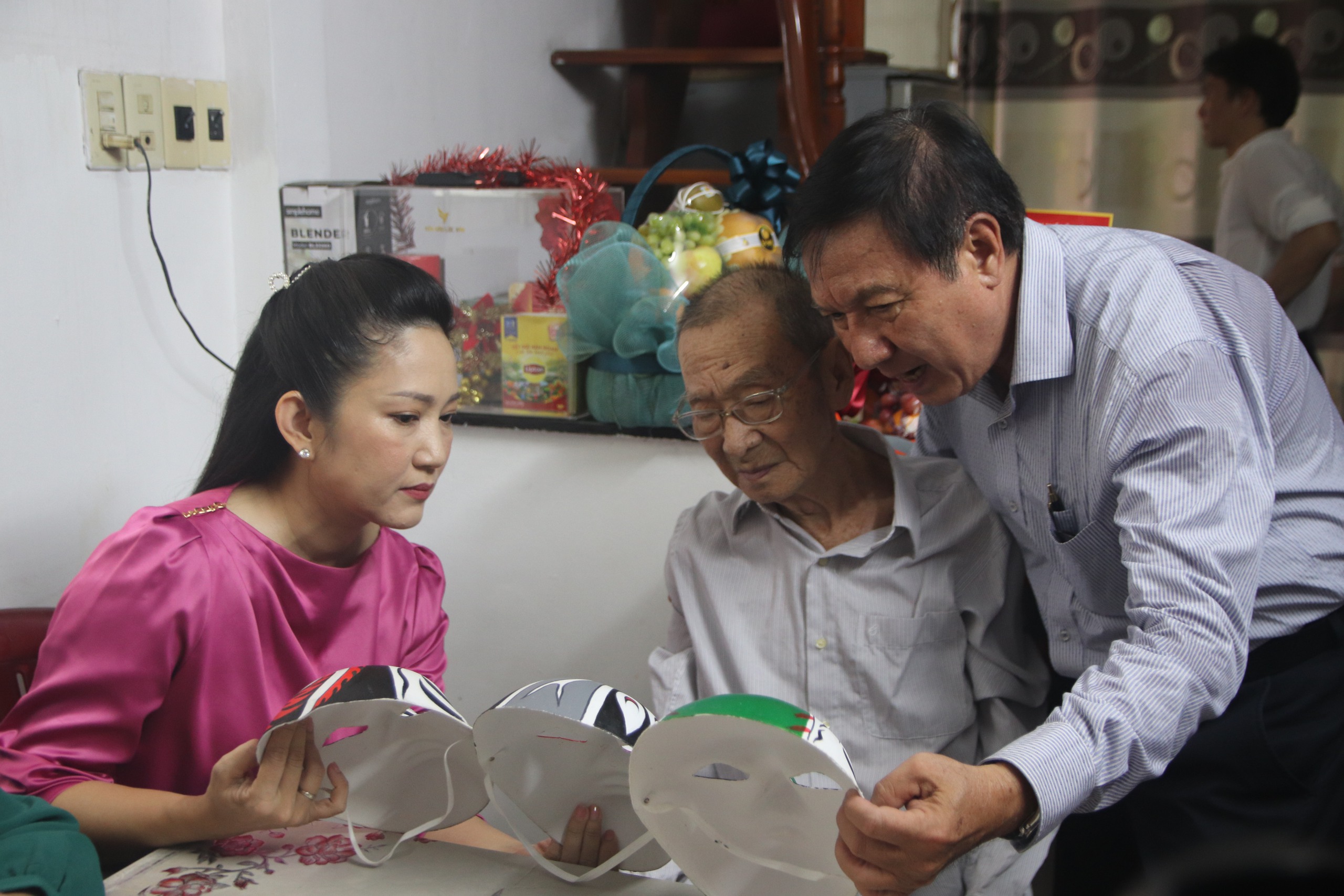 ผู้นำนครโฮจิมินห์เยี่ยมชมศิลปินประชาชน Dinh Bang Phi และศิลปินประชาชน Thanh Tuan