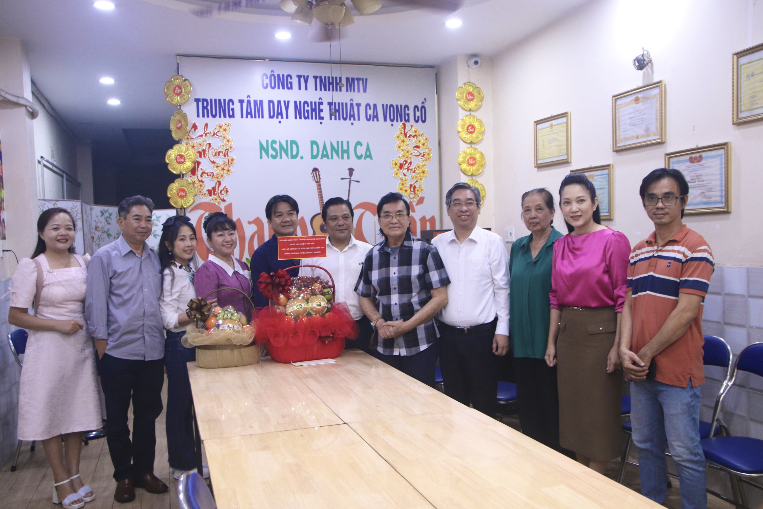 Los líderes de la ciudad visitan al Artista del Pueblo Dinh Bang Phi y al Artista del Pueblo ...