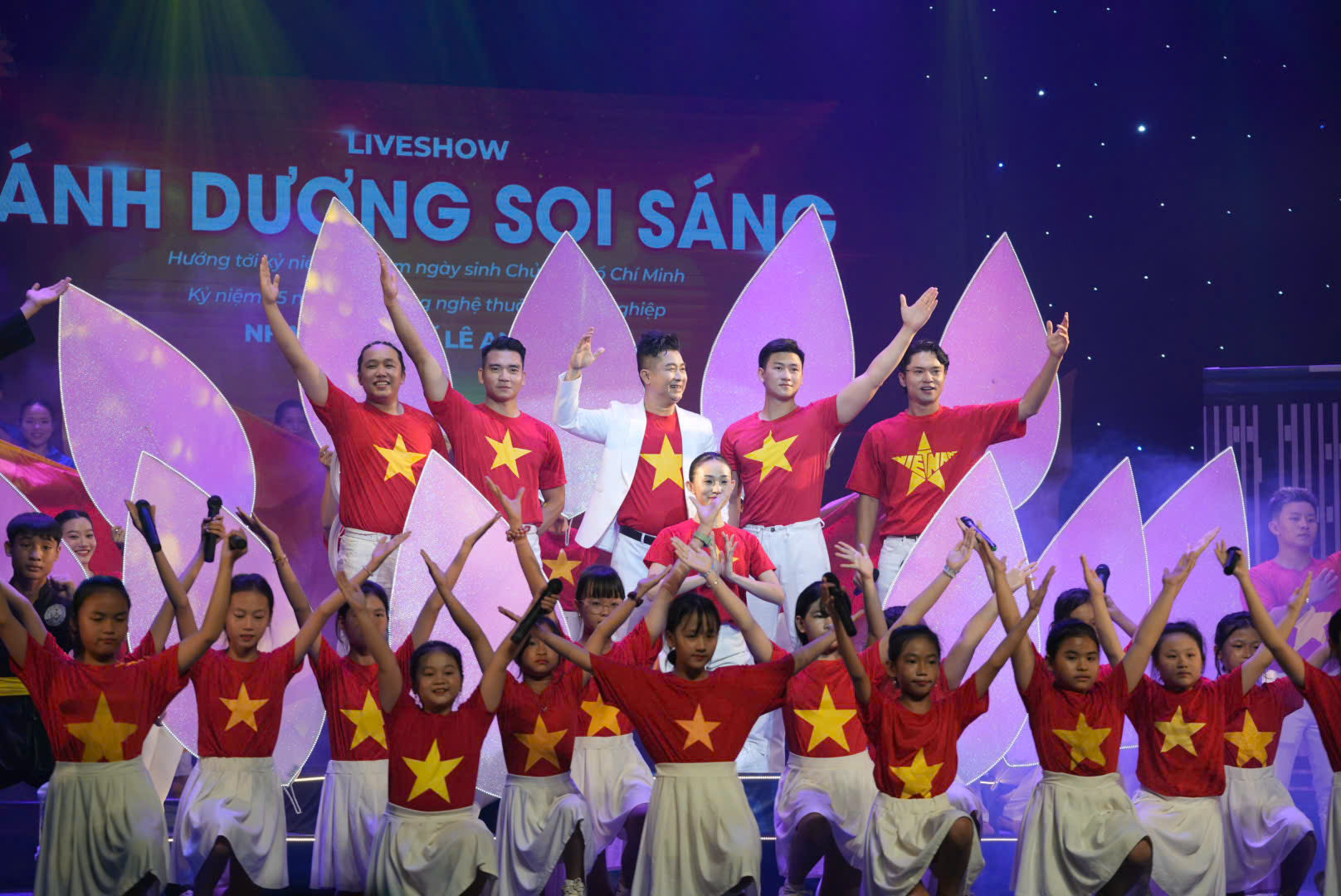 Singer-songwriter Le Anh Tuan becomes a "Vietnamese record holder ...