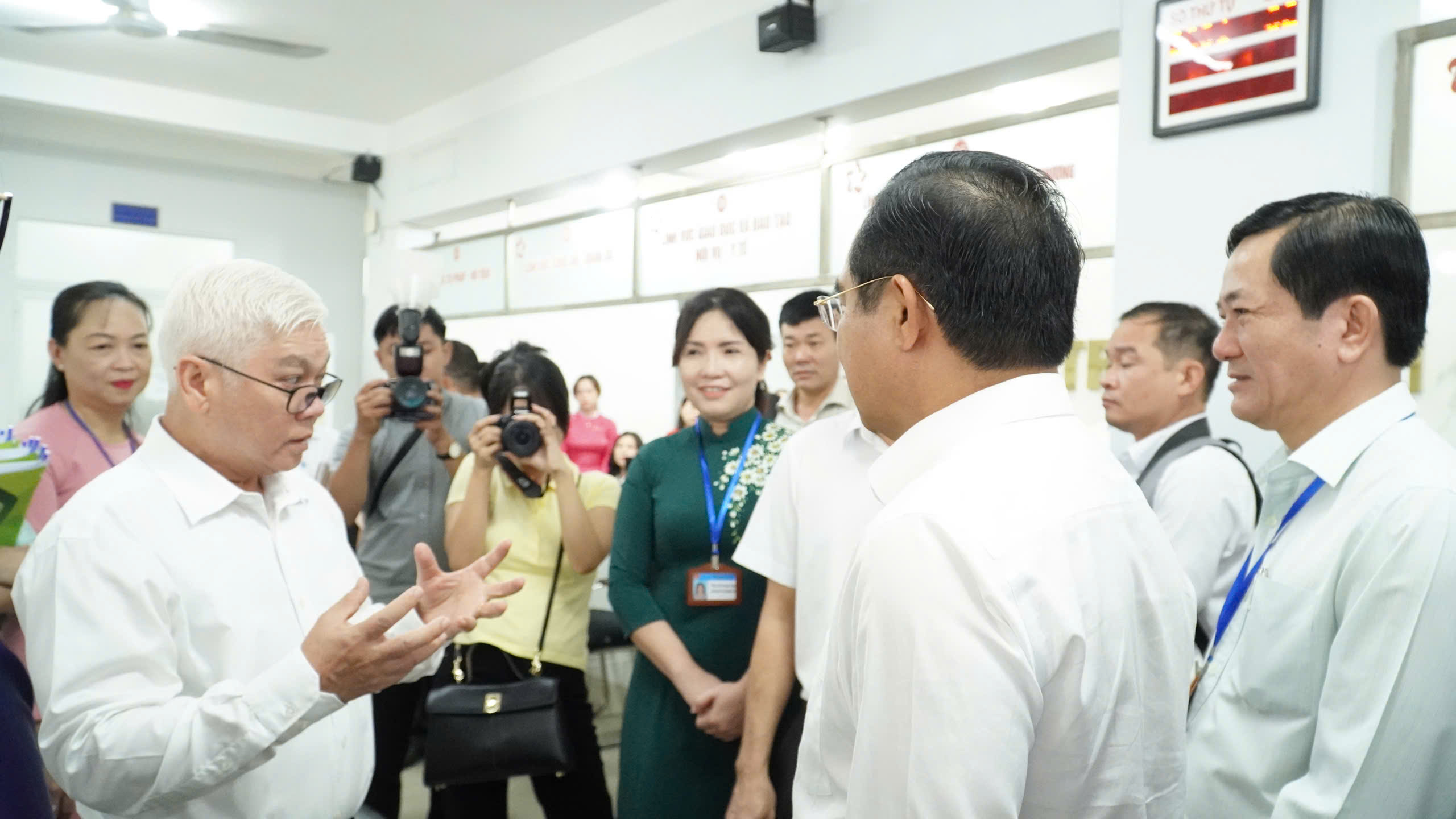 Hình ảnh Chủ tịch UBND TP HCM Nguyễn Văn Được khảo sát tại phường Dĩ An