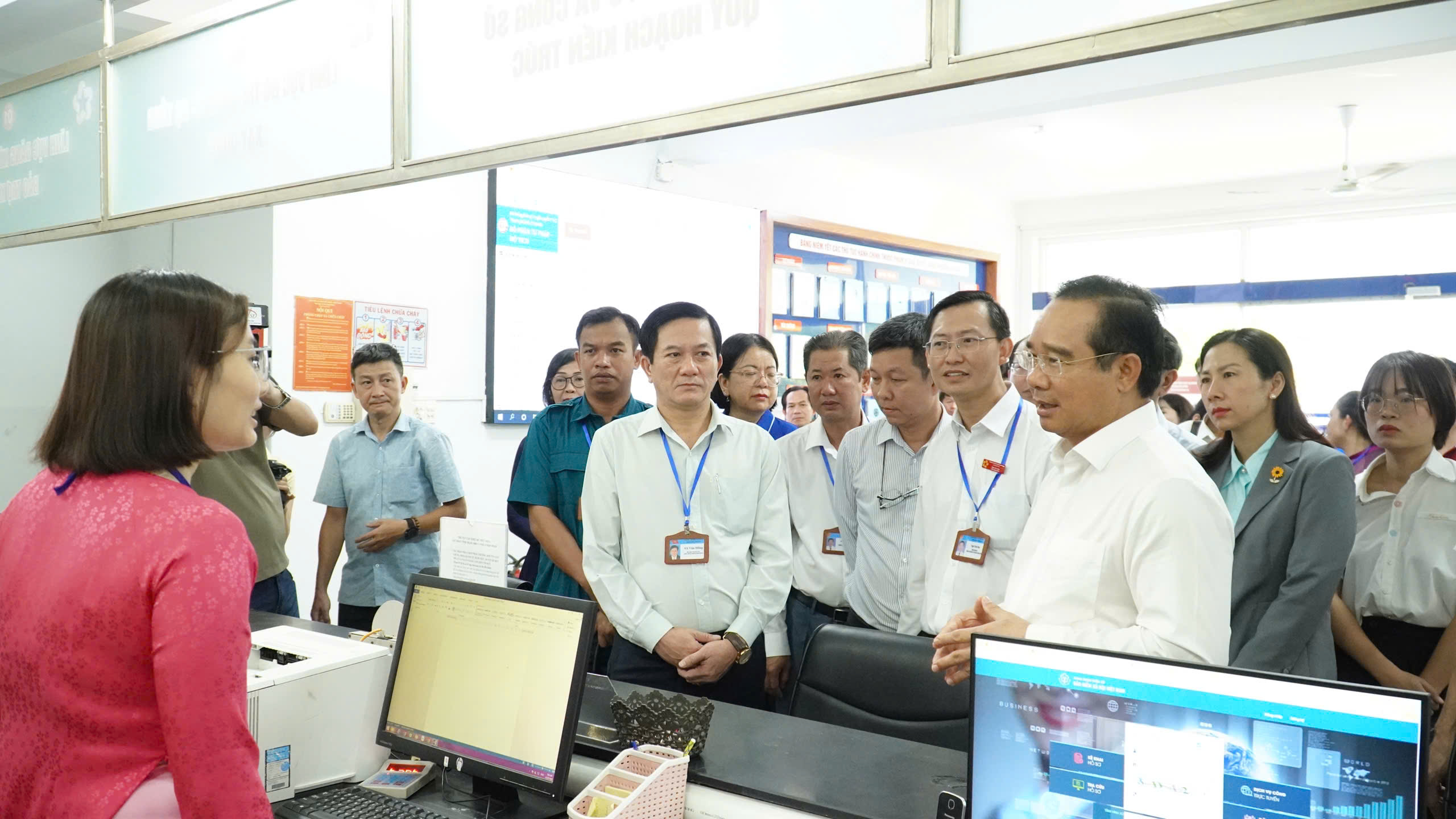 Hình ảnh Chủ tịch UBND TP HCM Nguyễn Văn Được khảo sát tại phường Dĩ An