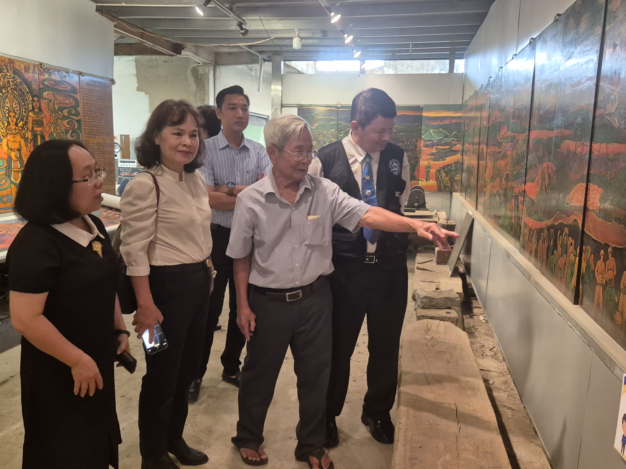 Họa sĩ Quách Phong, nhà văn Đoàn Minh Tuấn… được thăm, tri ân