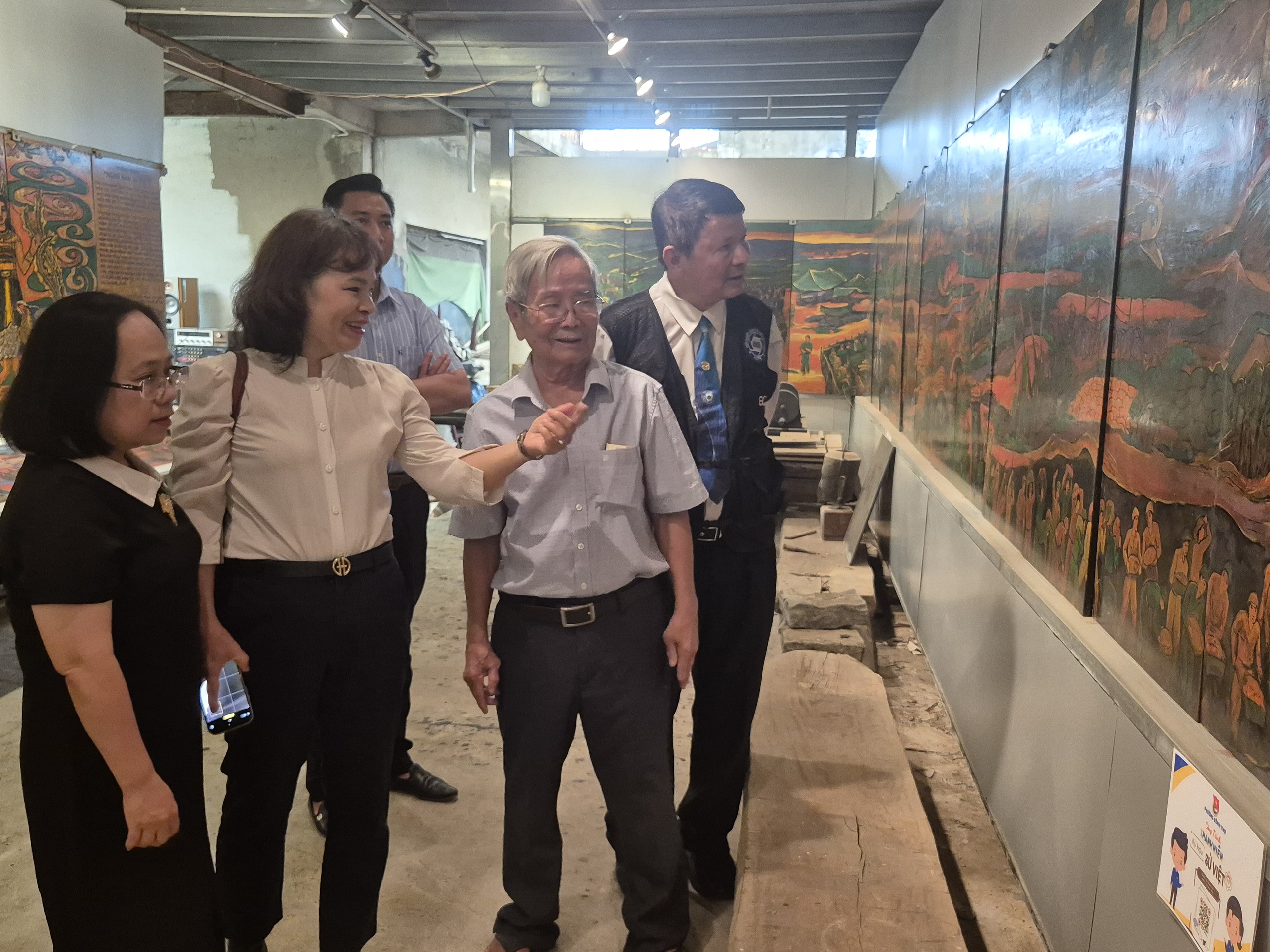 វិចិត្រករ Quach Phong អ្នកនិពន្ធ Doan Minh Tuan... ត្រូវបានទស្សនា ...