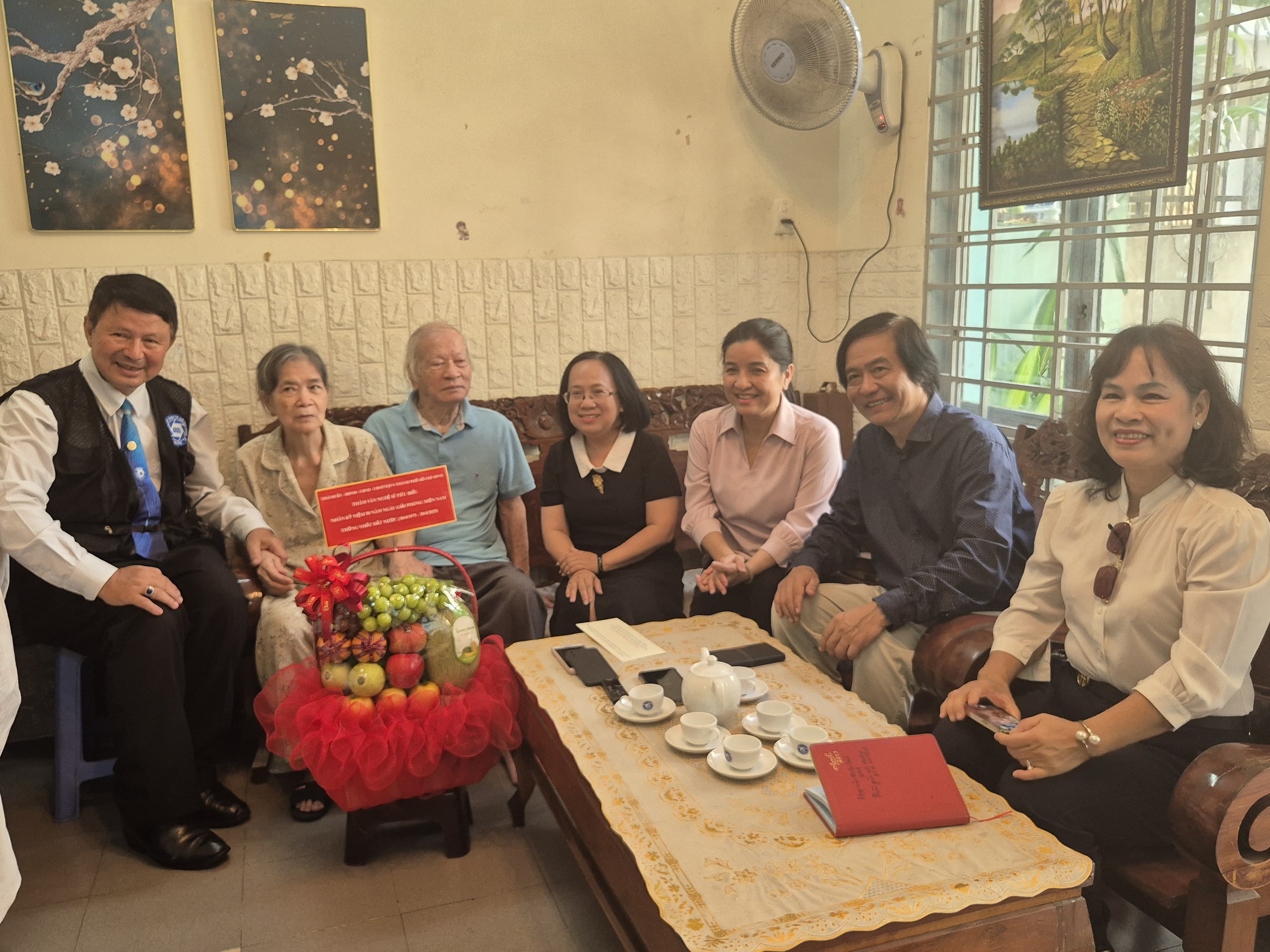 Họa sĩ Quách Phong, nhà văn Đoàn Minh Tuấn… được thăm, tri ân