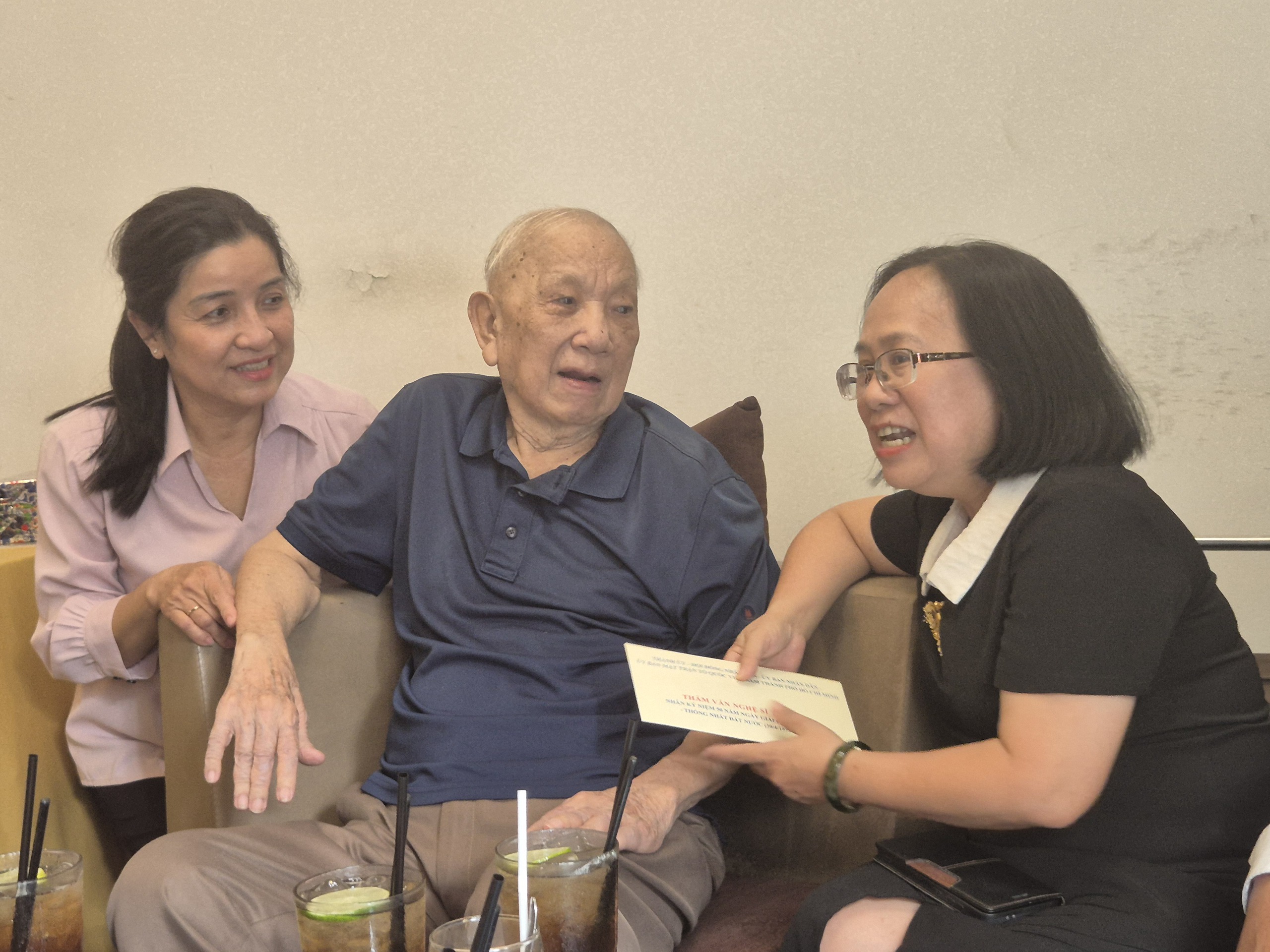 Họa sĩ Quách Phong, nhà văn Đoàn Minh Tuấn… được thăm, tri ân