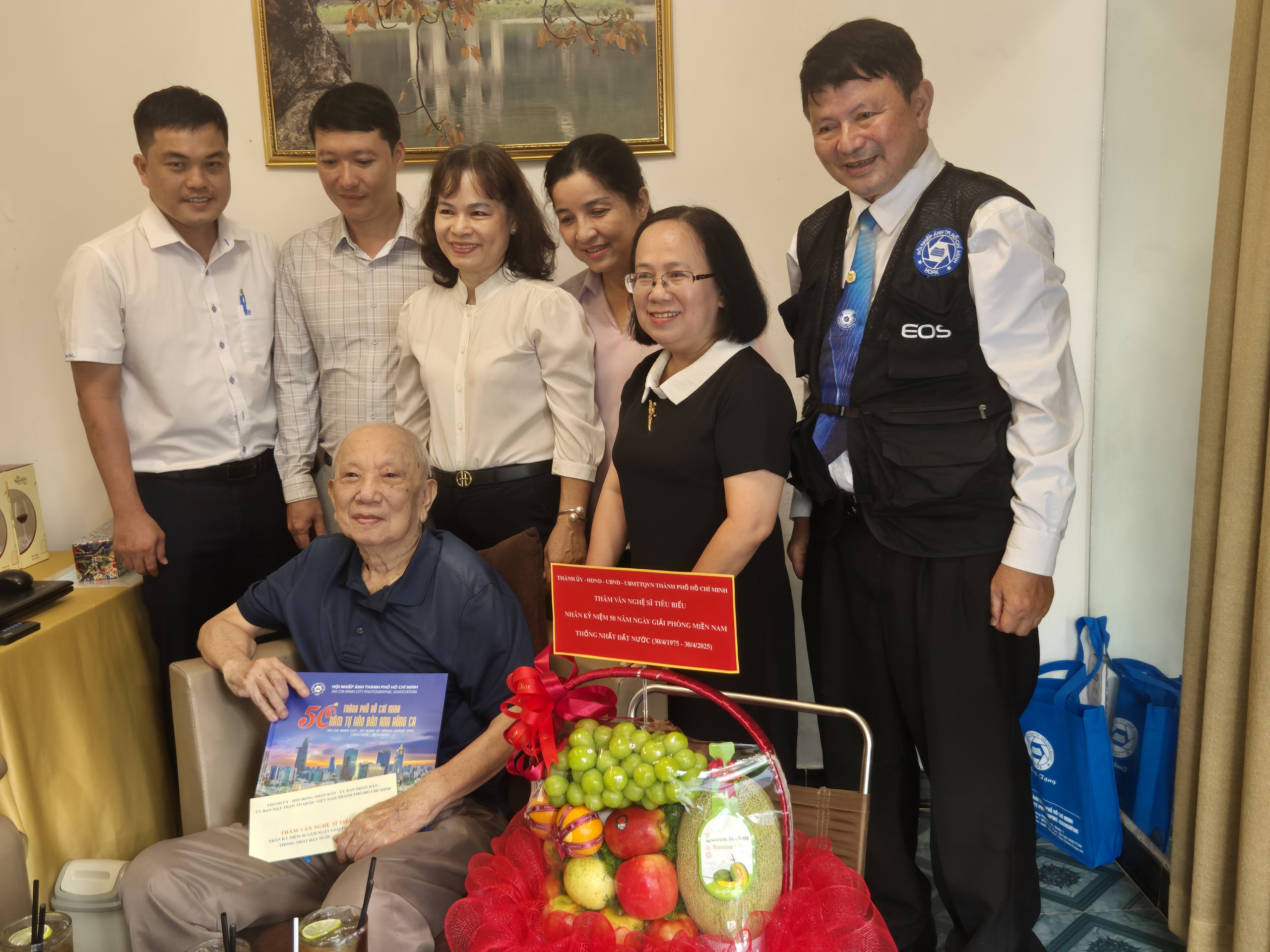 Họa sĩ Quách Phong, nhà văn Đoàn Minh Tuấn… được thăm, tri ân