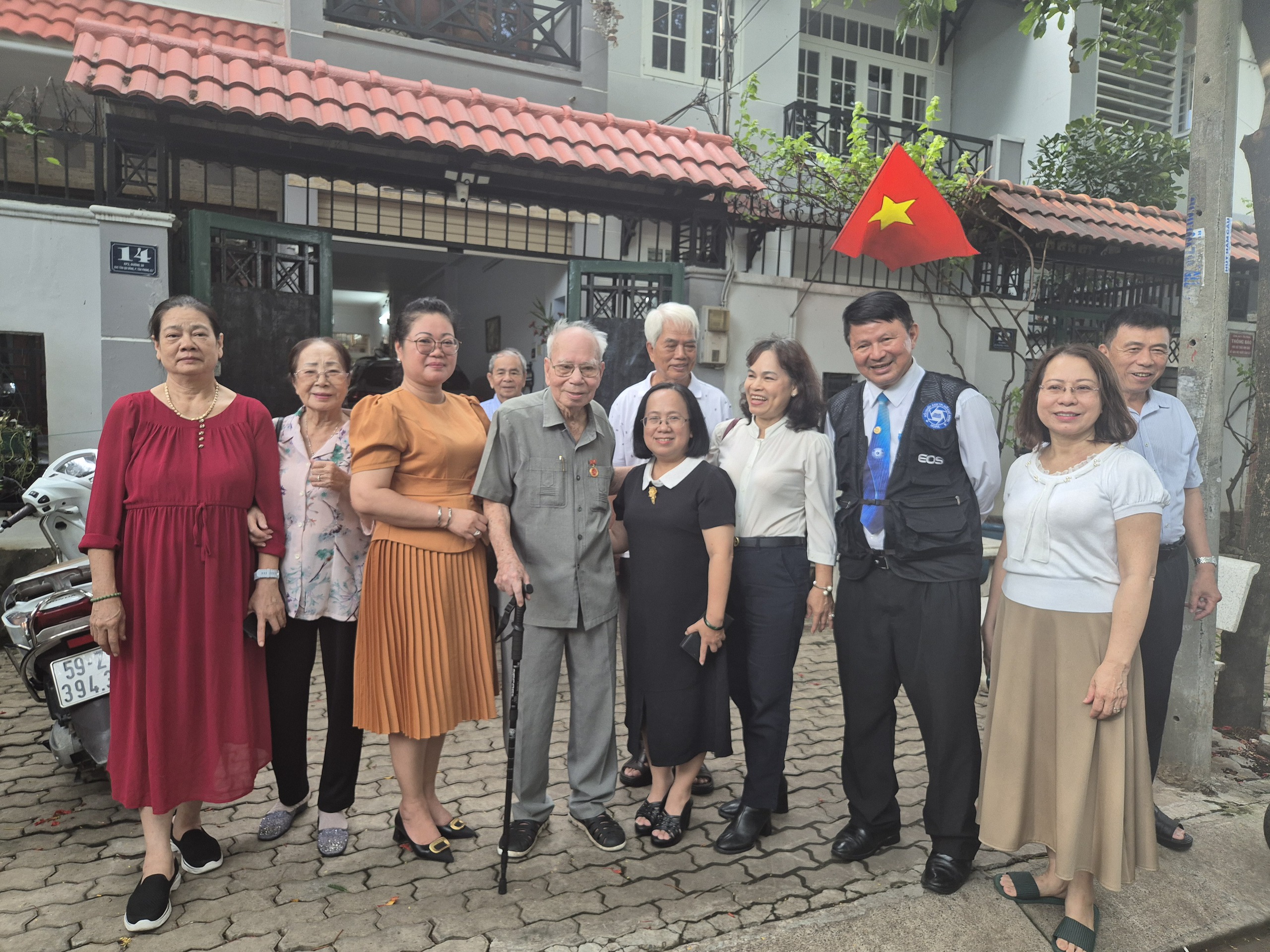 Họa sĩ Quách Phong, nhà văn Đoàn Minh Tuấn… được thăm, tri ân
