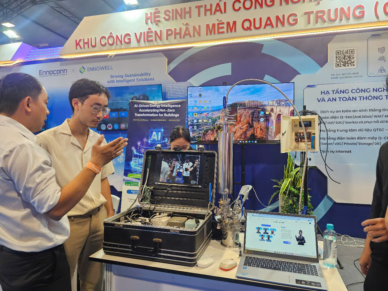 Cận cảnh robot hình người biểu diễn tại iTECH EXPO 2025