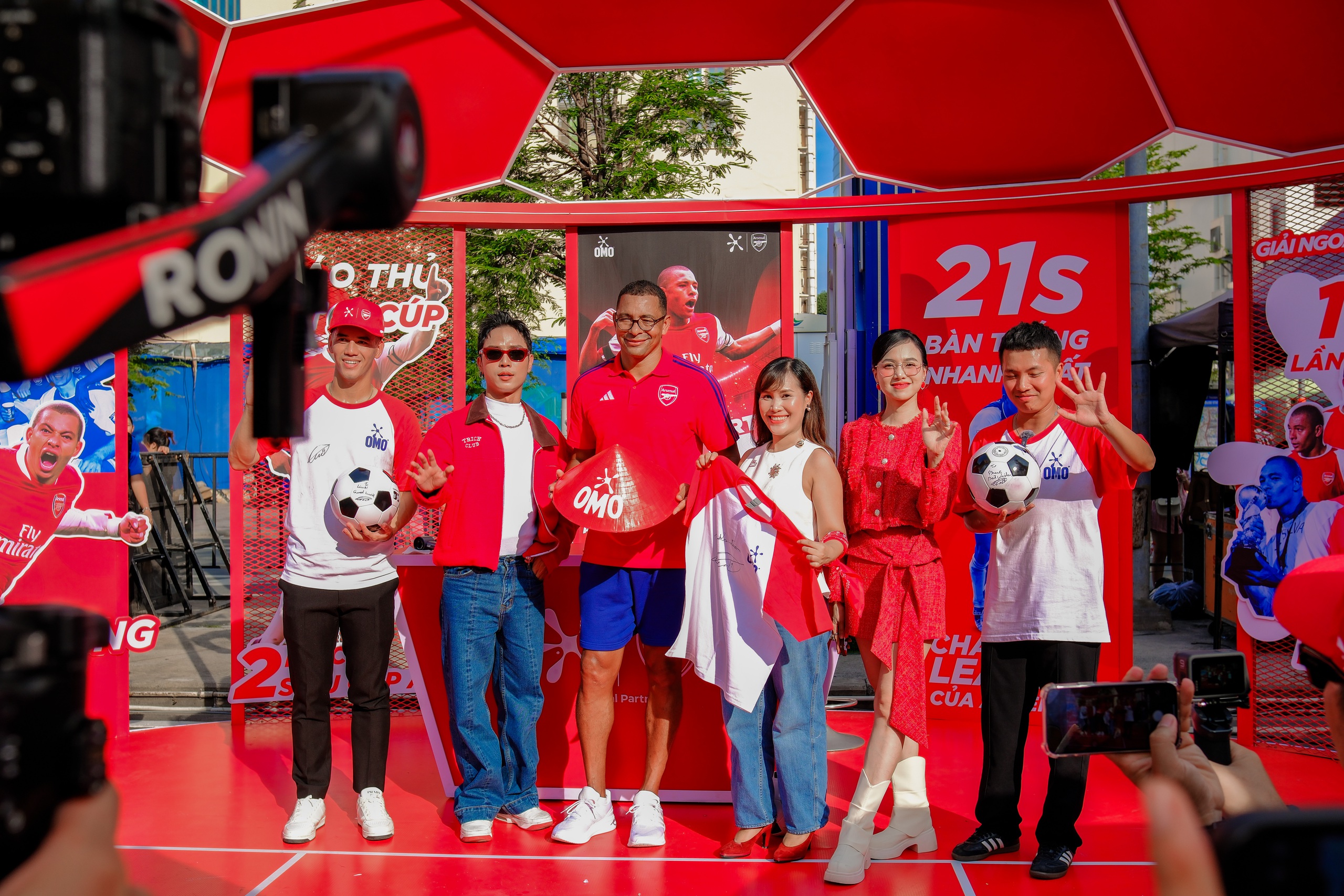 Football legend Gilberto Silva causes chaos on Nguyen Hue walking street