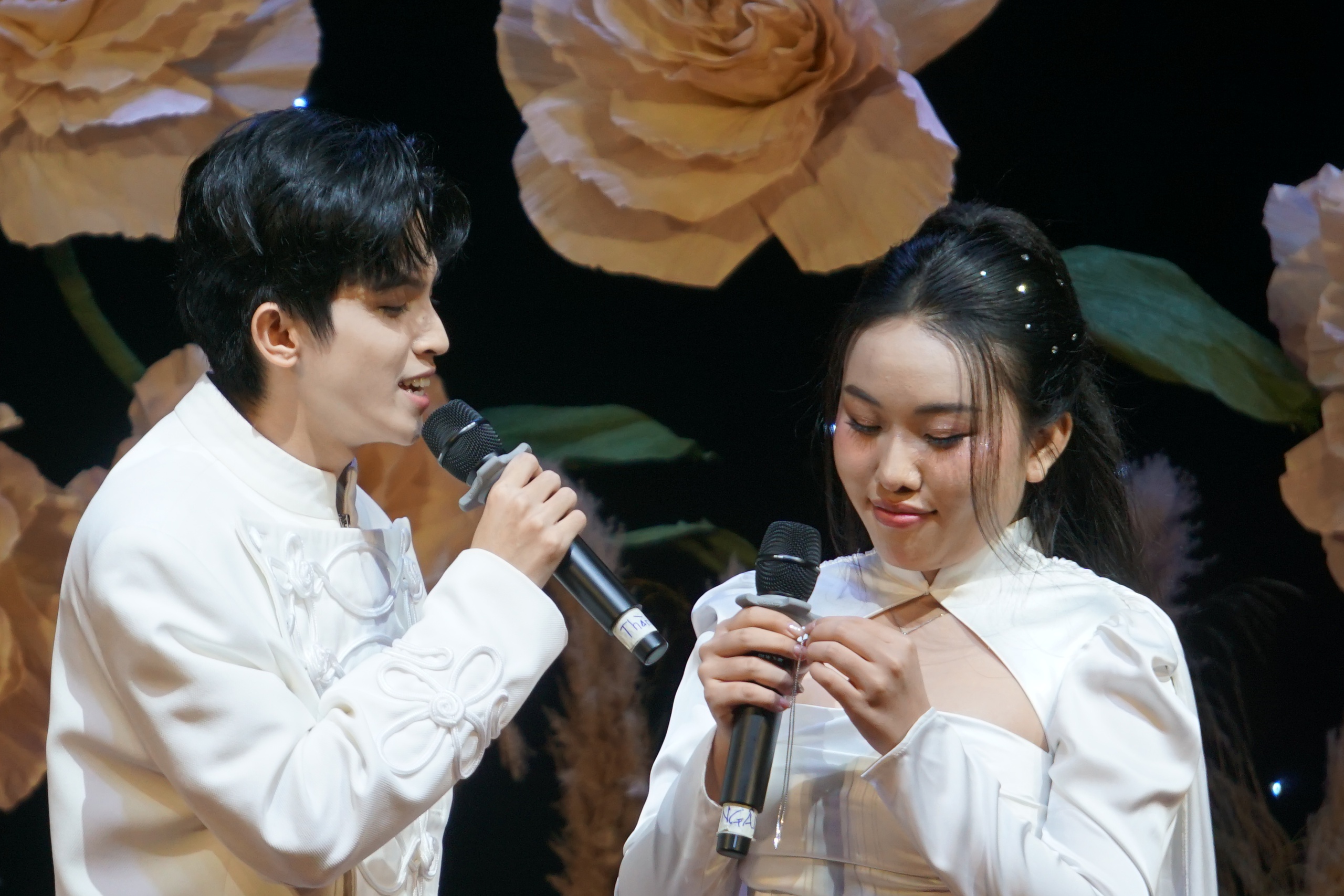 Beautiful echoes from "The Train Returns to the Homeland" by Aaron Kwok – Pham Thieng Ngan