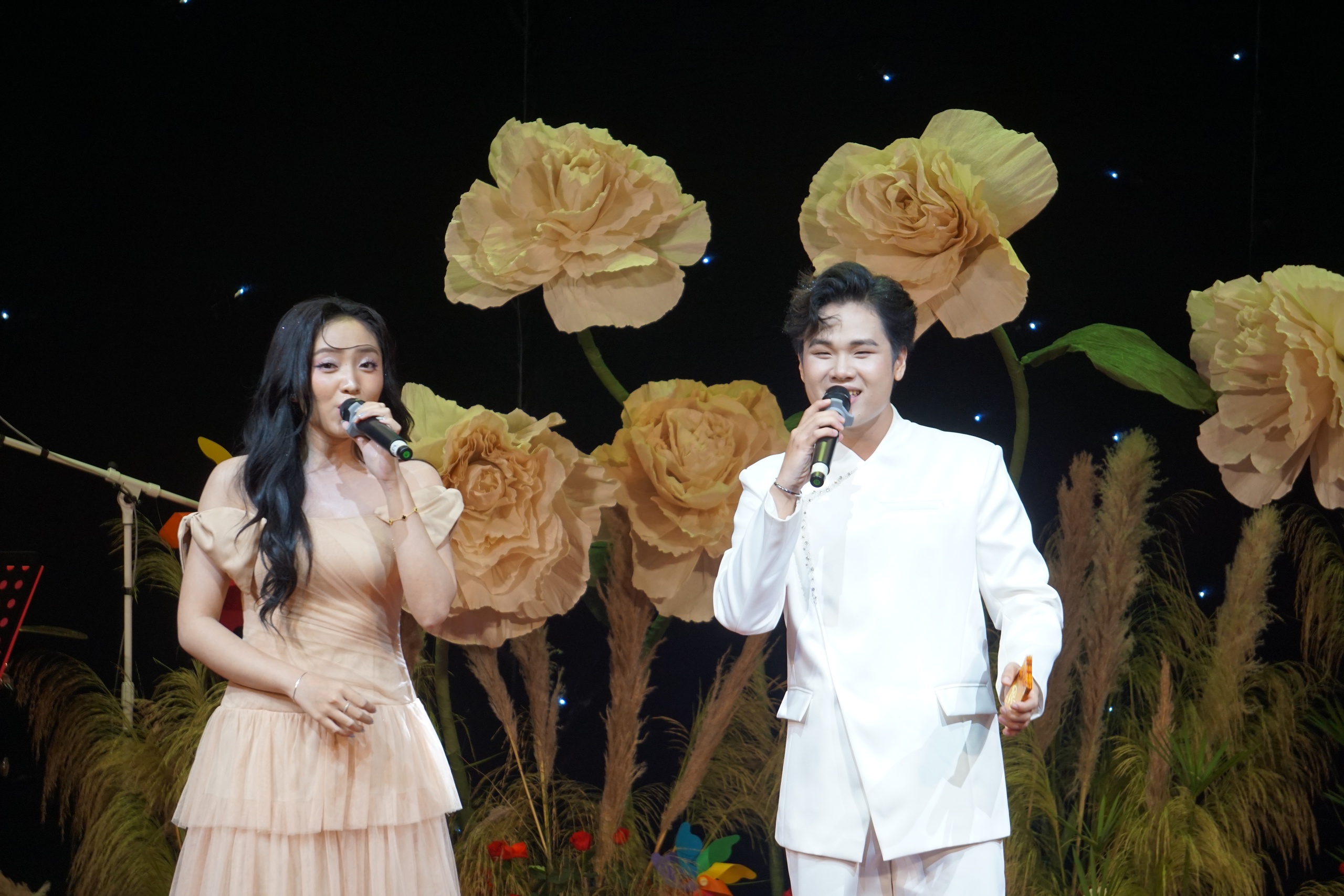 เสียงสะท้อนอันไพเราะจาก "The Train Returns to the Homeland" โดย Aaron Kwok – Pham Thieng Ngan