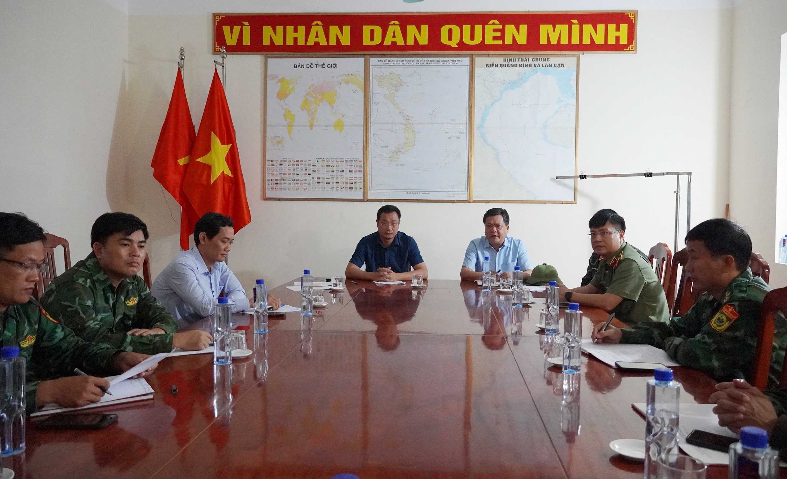 Chủ tịch Quảng Trị trực tiếp lên tàu chỉ huy tìm kiếm 9 ngư dân mất ...