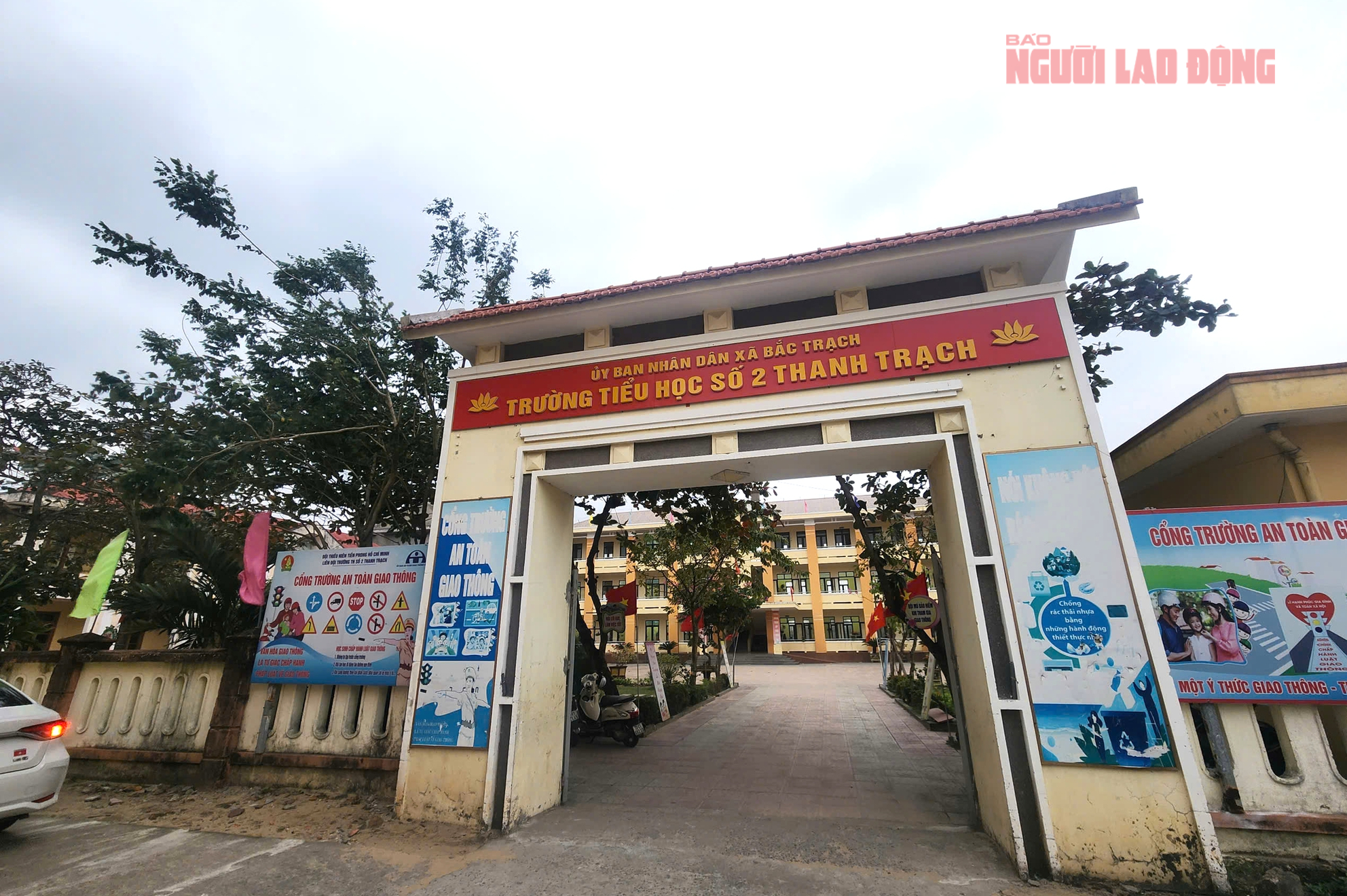 Despite teaching without a schedule, the principal and vice-principal ...