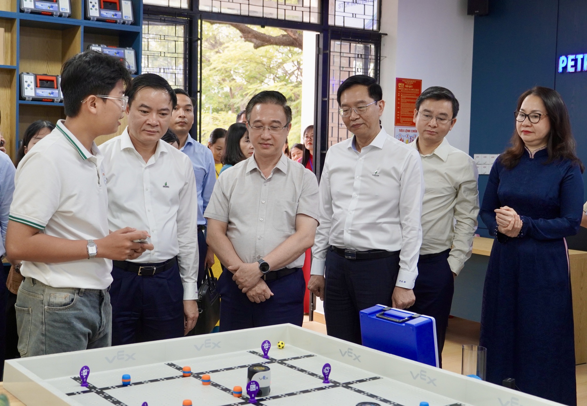 Petrovietnam invierte en 3 aulas STEM para 3 escuelas en la ciudad de ...