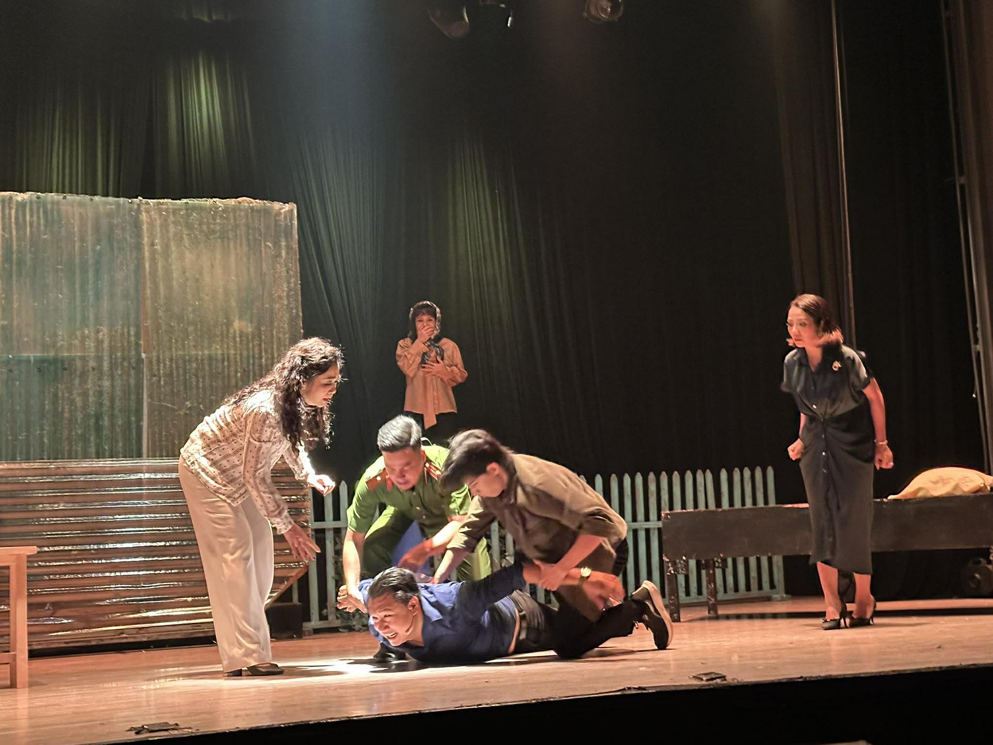 Minh Nhi, Tuyet Thu et Viet Huong relookent leur look pour "La Fille de ...