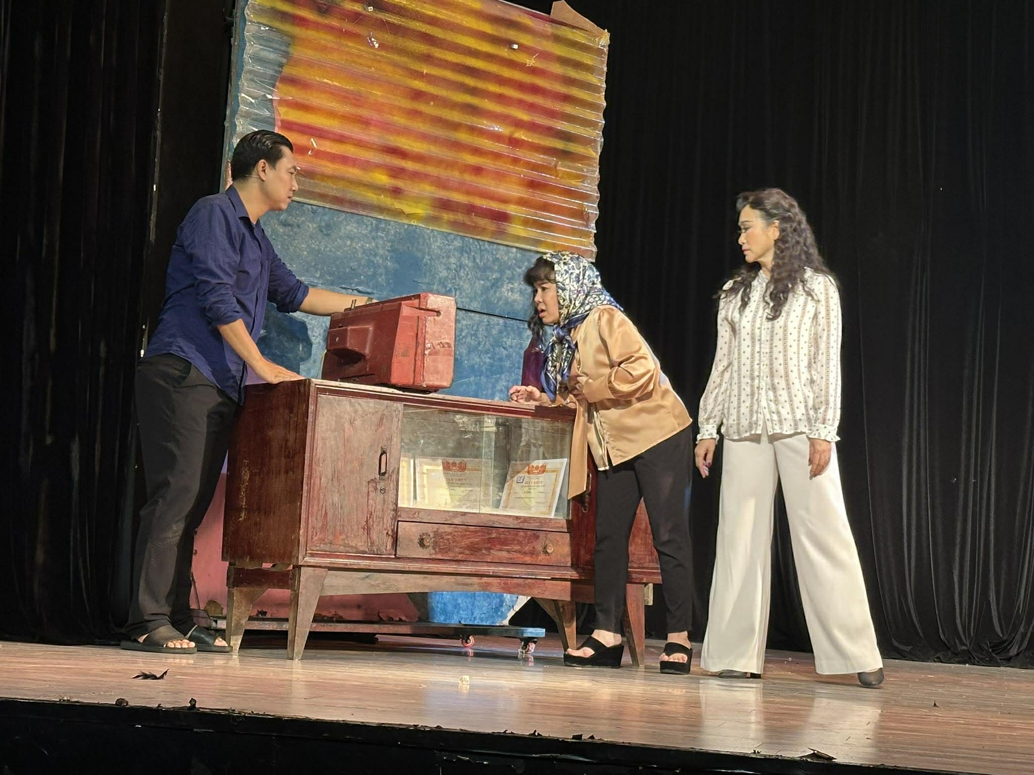 Minh Nhi, Tuyet Thu et Viet Huong relookent leur look pour "La Fille de ...