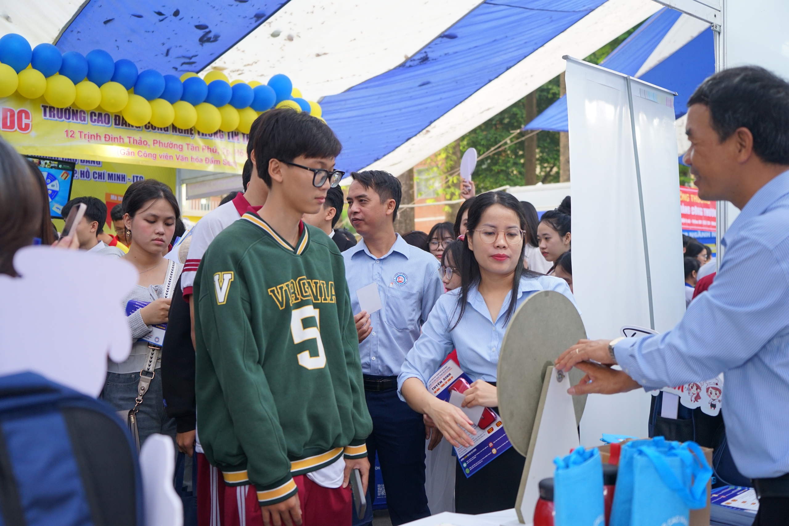 Colleges attract a large number of students at career fairs.