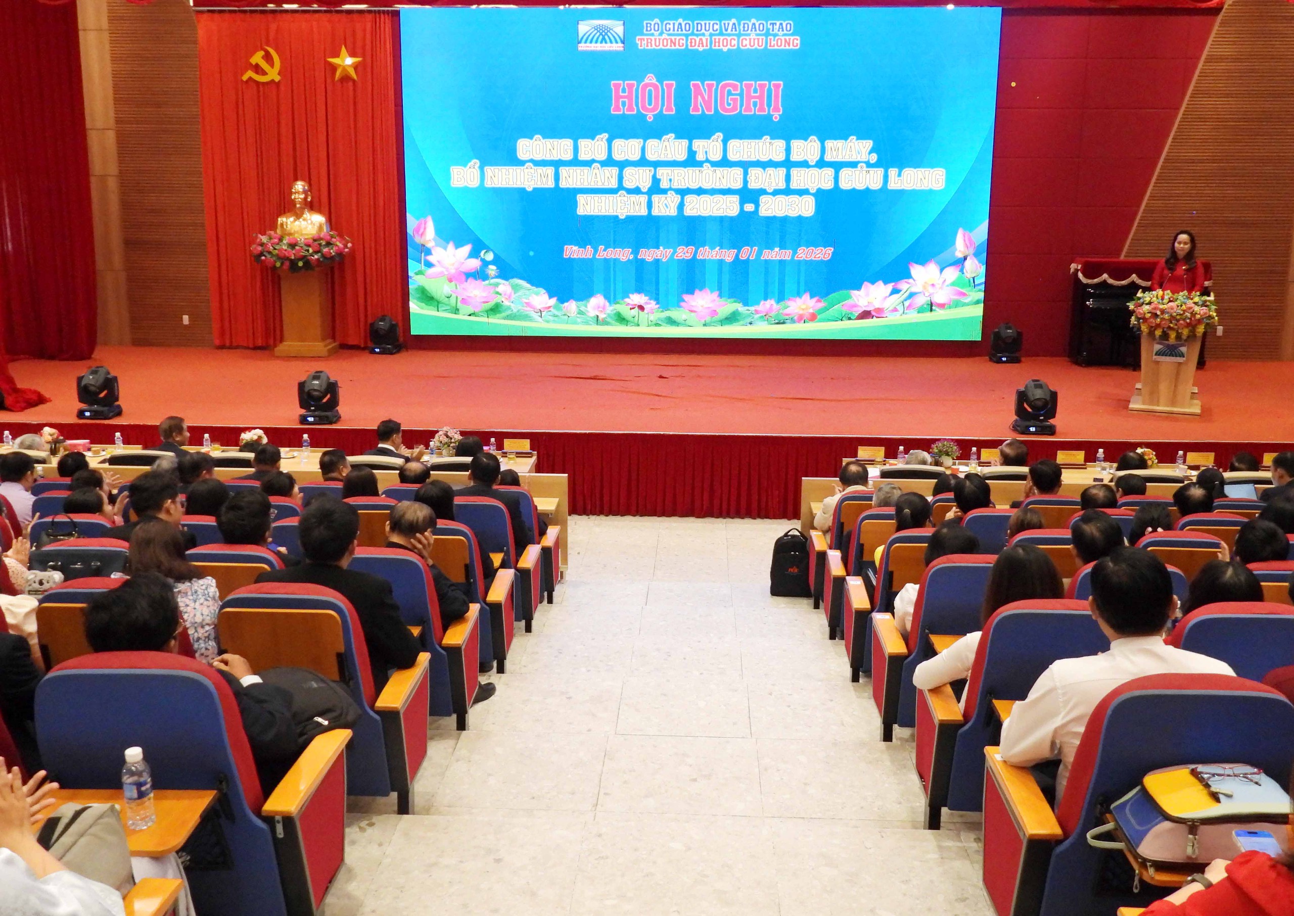 Cuu Long University reappoints and appoints 168 new leaders.