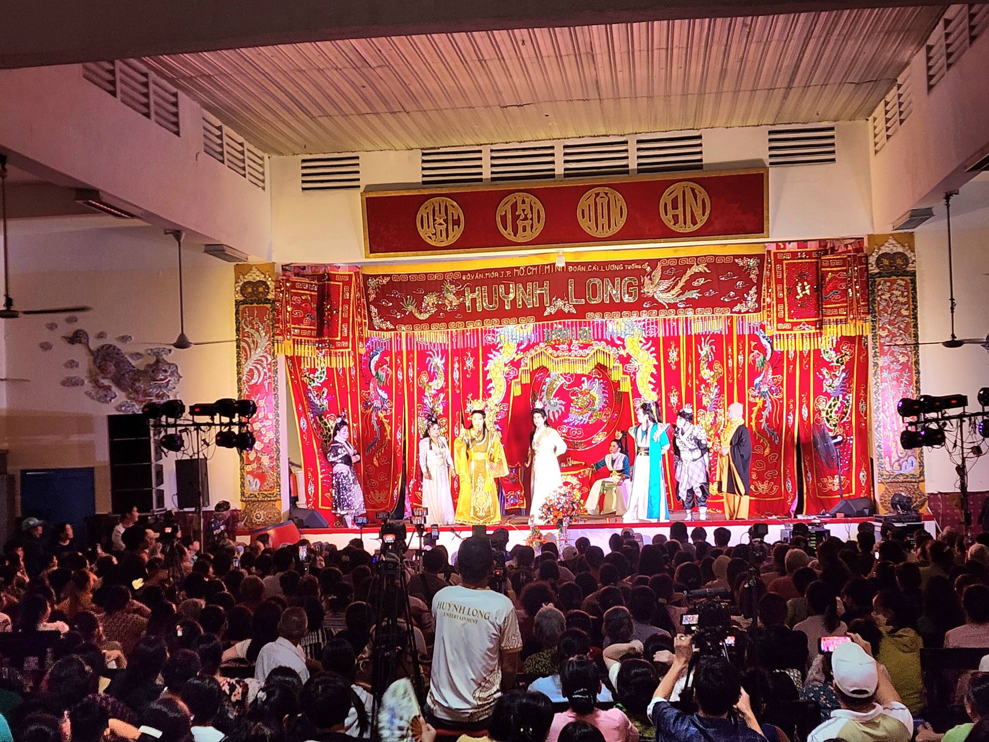 Die traditionellen Opernensembles Huynh Long und Binh Tinh legten einen ...