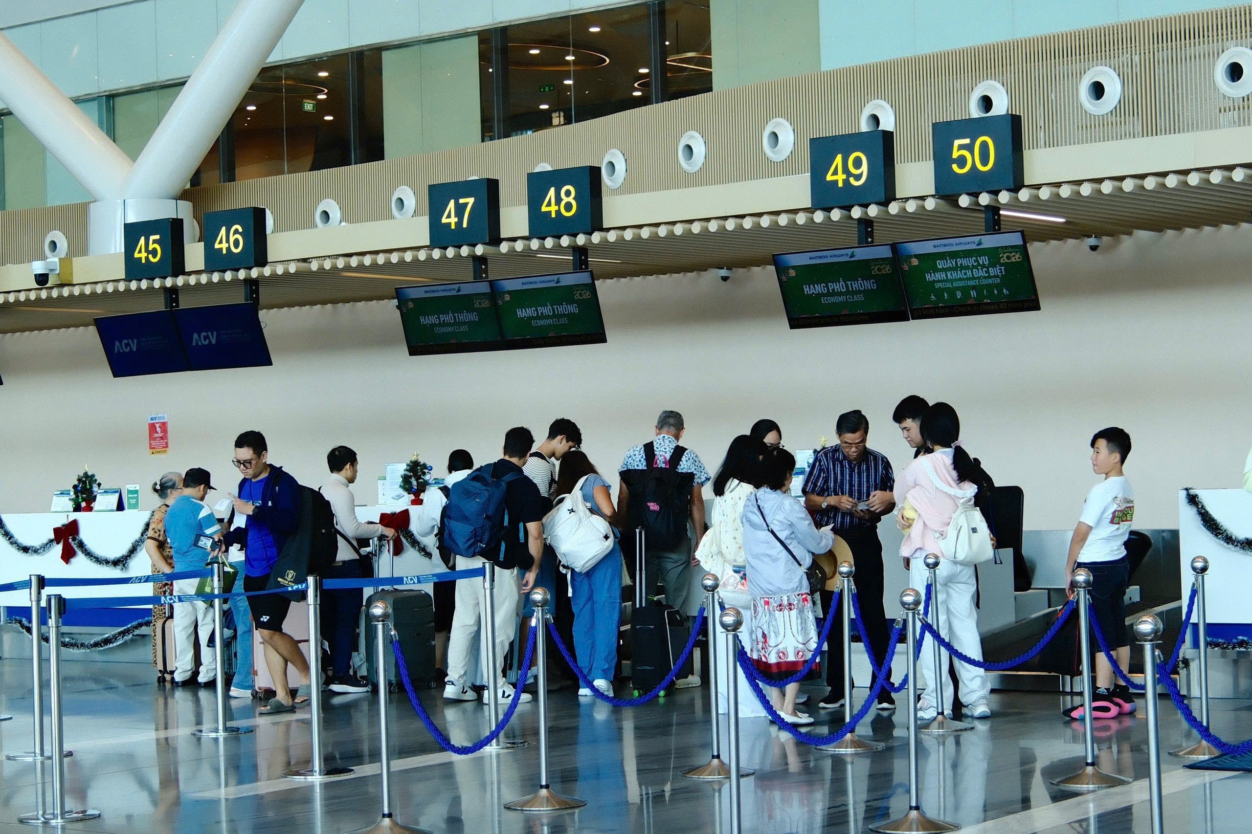 Orang-orang berbondong-bondong kembali ke Kota Ho Chi Minh, Bandara Tan ...