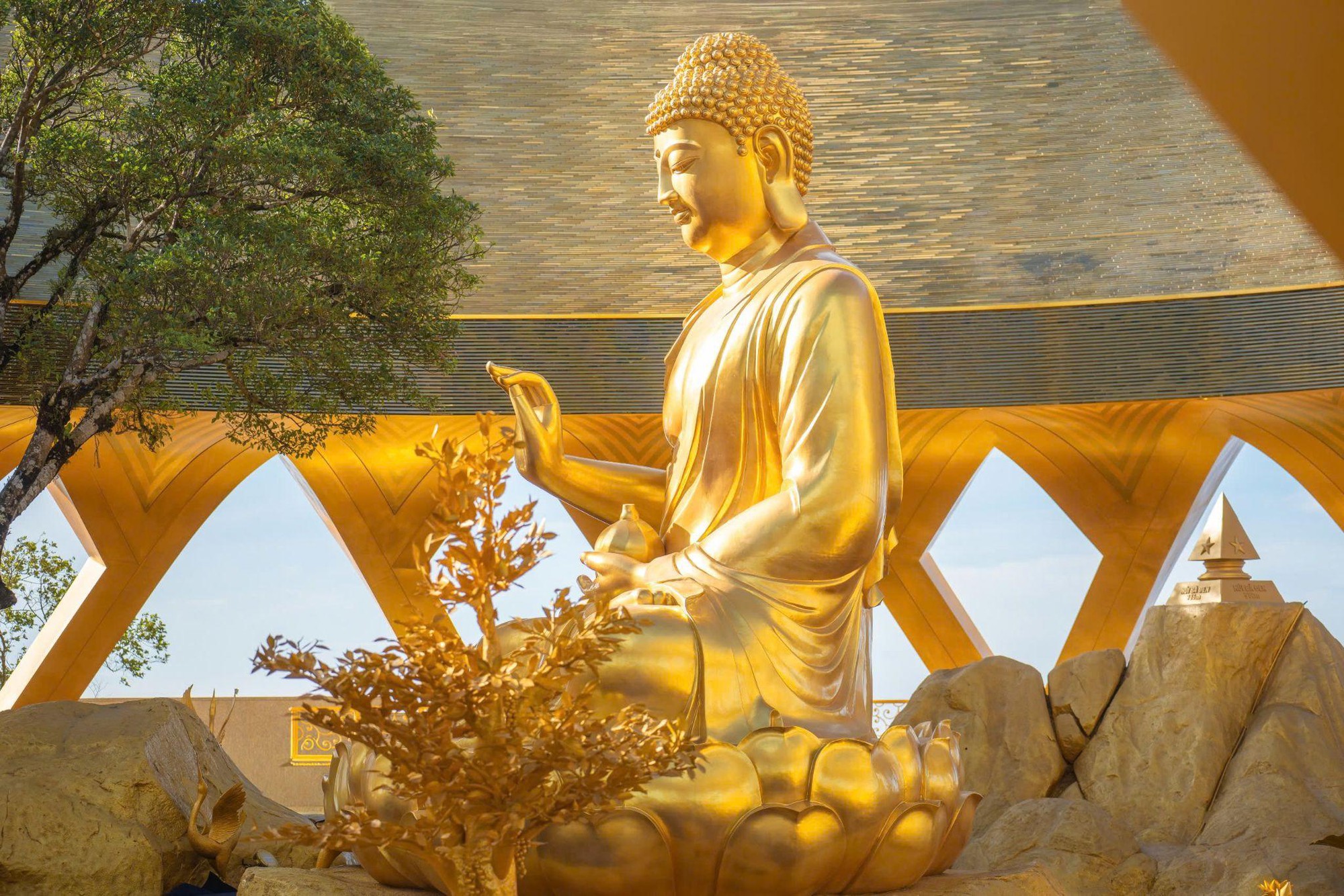 “Giải mã” sắc vàng của Tôn tượng Đức Phật Câu Na Hàm Mâu Ni trên núi Bà Đen