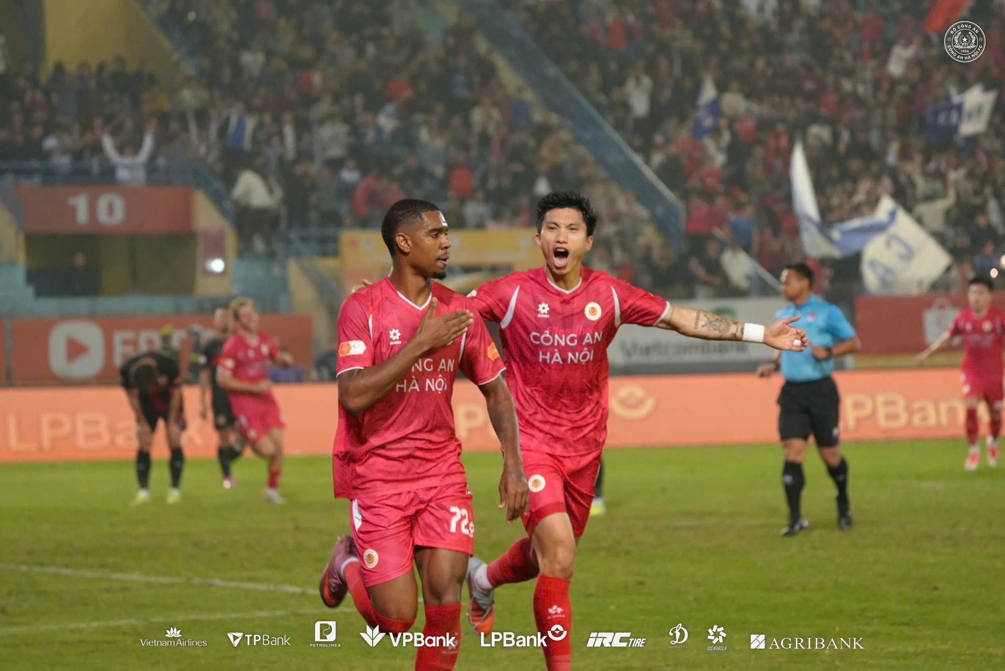After defeating Ninh Binh FC, CAHN Club rose to the top of the V-League ...