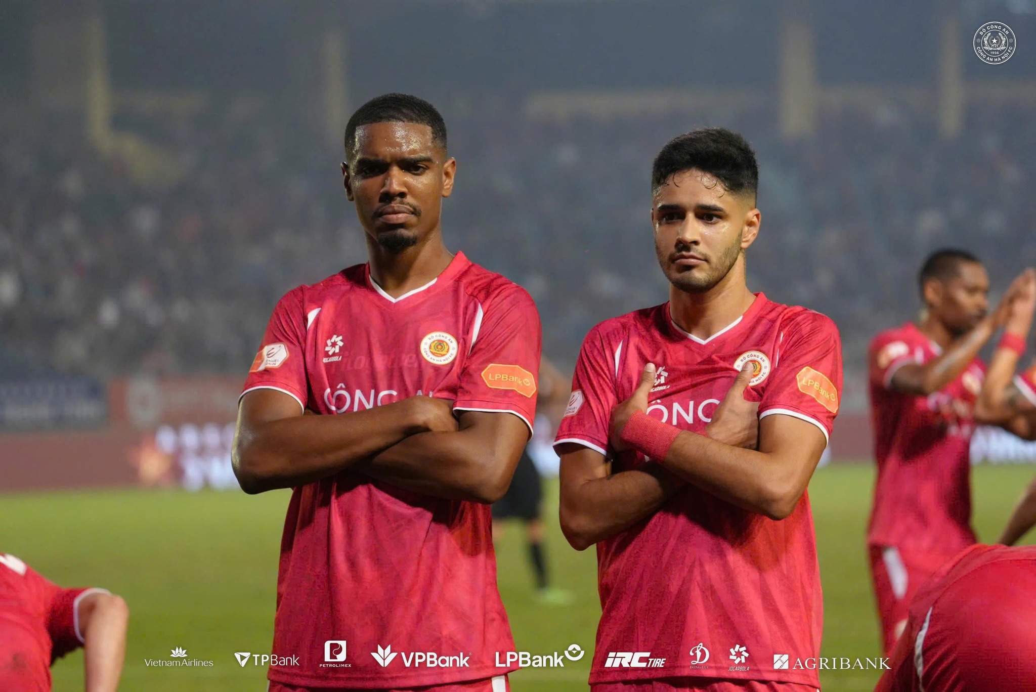 After defeating Ninh Binh FC, CAHN Club rose to the top of the V-League ...