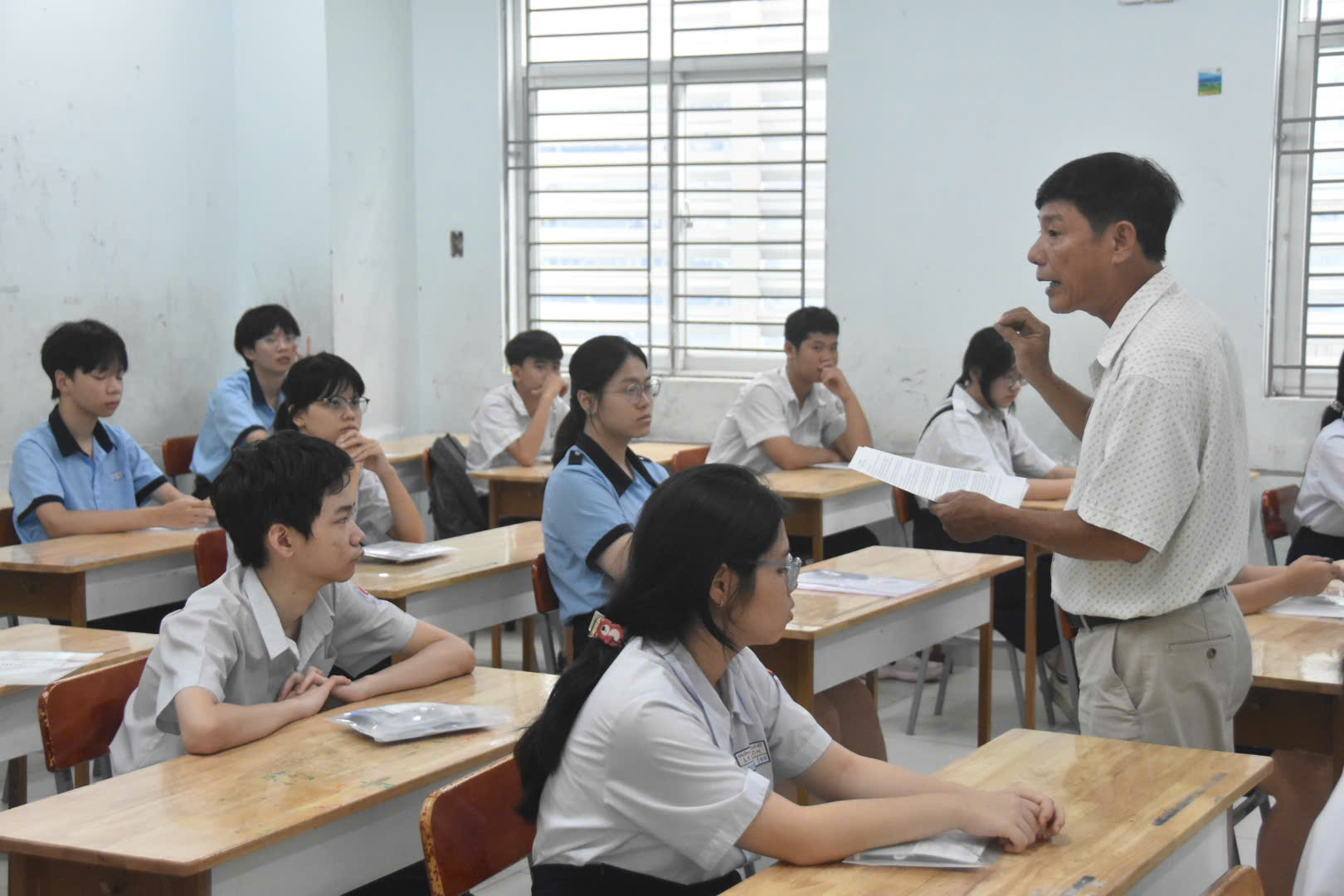 Hình ảnh thí sinh TPHCM hồi hộp làm thủ tục dự thi lớp 10: Kỳ thi quy ...