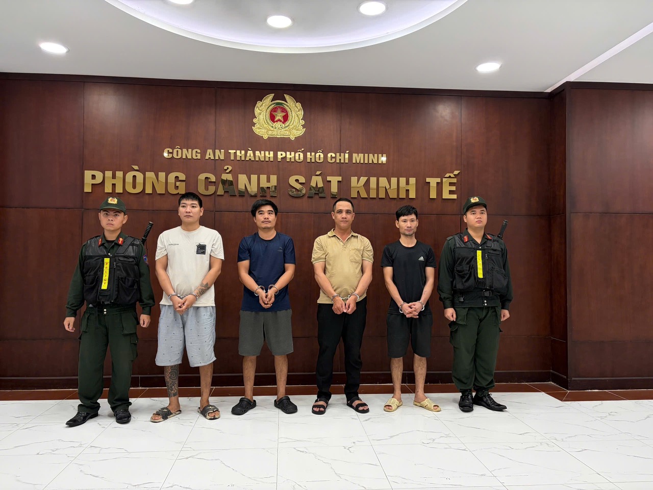 Công an TPHCM bắt 4 người làm giá đỗ sử dụng nước "kẹo"