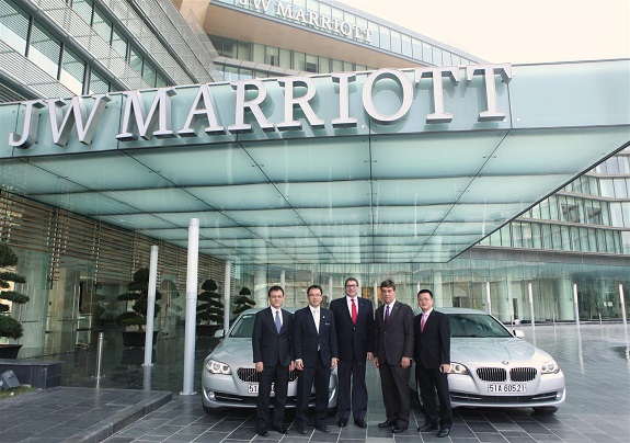BMW Series 5 tỏa sáng cùng KS JW Marriott Hanoi