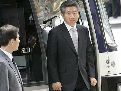 Cựu tổng thống Hàn Quốc Roh Moo-hyun tự sát