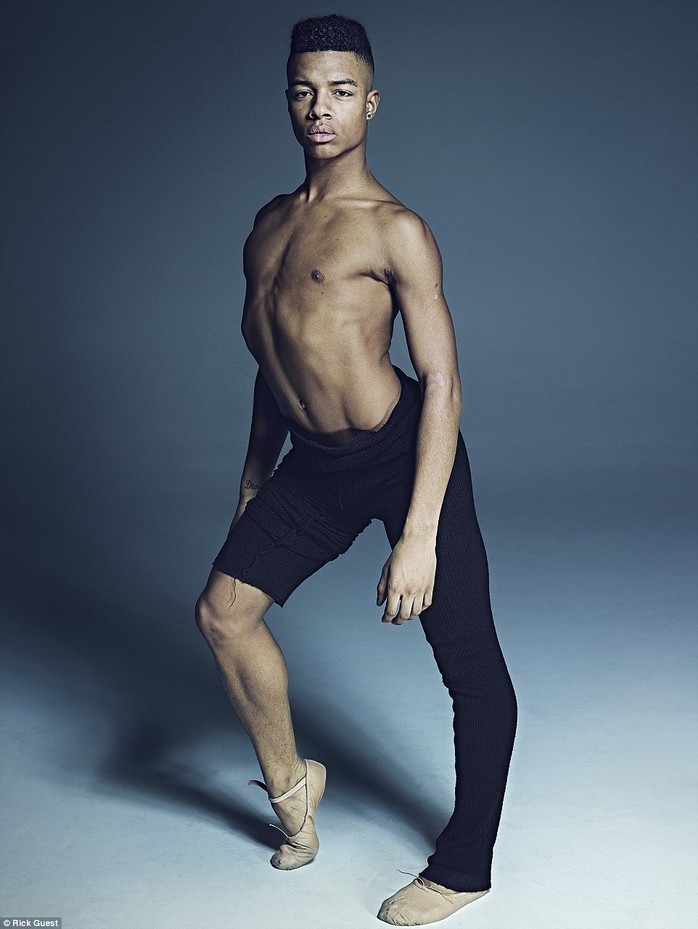 “Lột trần” vũ công ballet qua ảnh