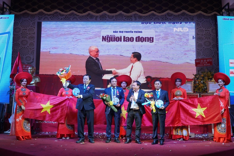 Doanh nhân Tân Bình tặng 1.000 lá cờ Tổ quốc cho ngư dân